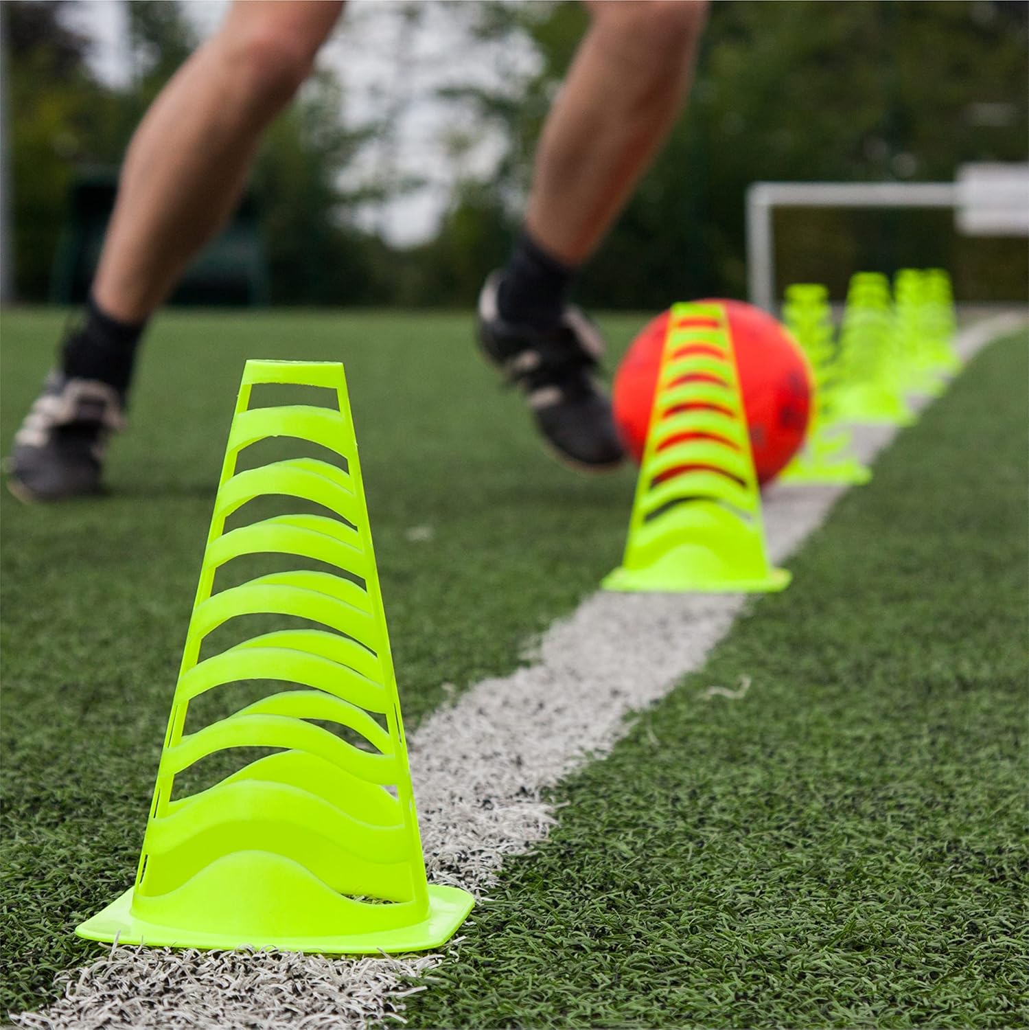 Amazon.com : QUICKPLAY Collapsible 9' Training Sports Cones | Slotted ...