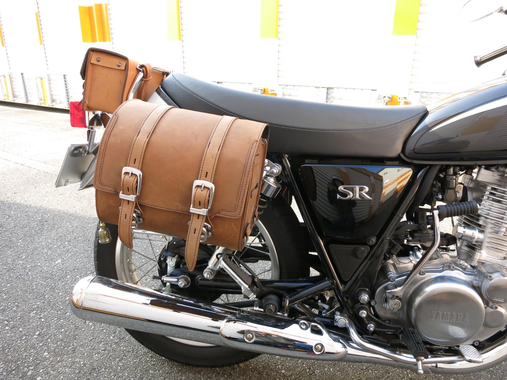 Amazon | デグナー (DEGNER) ドラム型 レザーサドルバッグ LEATHER SADDLEBAG シッシーバーにも取り付け可能 SB-104 (ブラック) | サイドバッグ ...