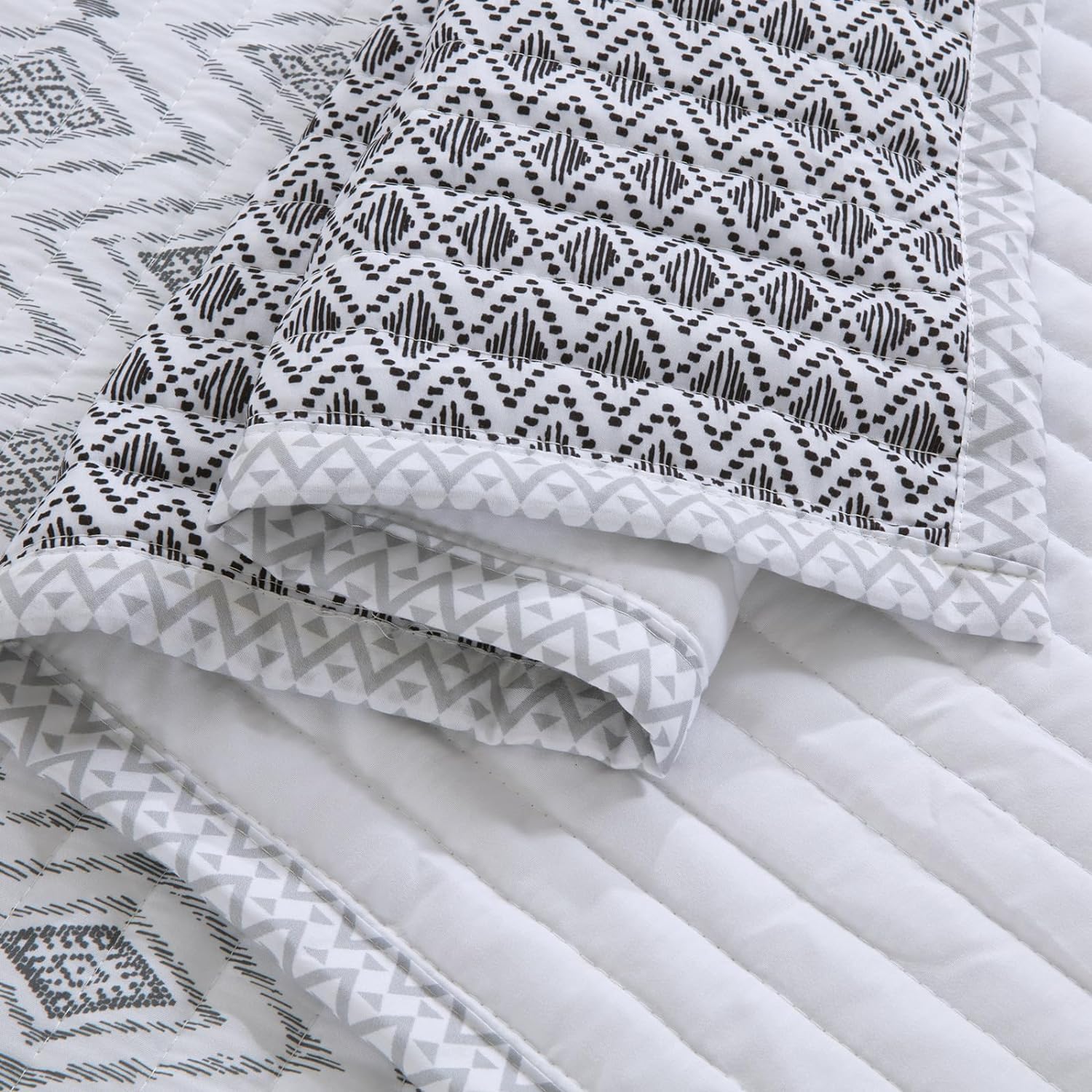 HOMBYS Oversized King Bedspread 132"x120", Boho Striped Pattern Quilt ...