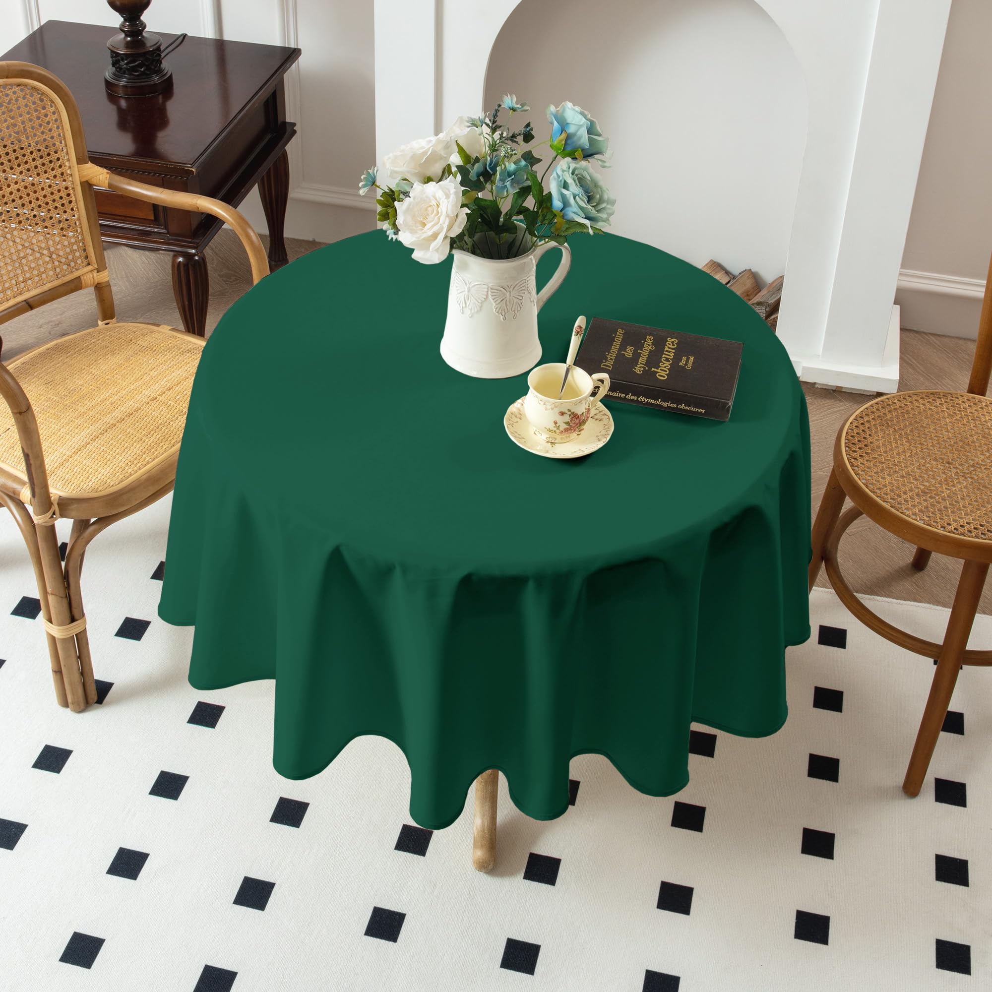Amazon.com: Comfonew Green Christmas Tablecloth - 60 Inch Round Table ...