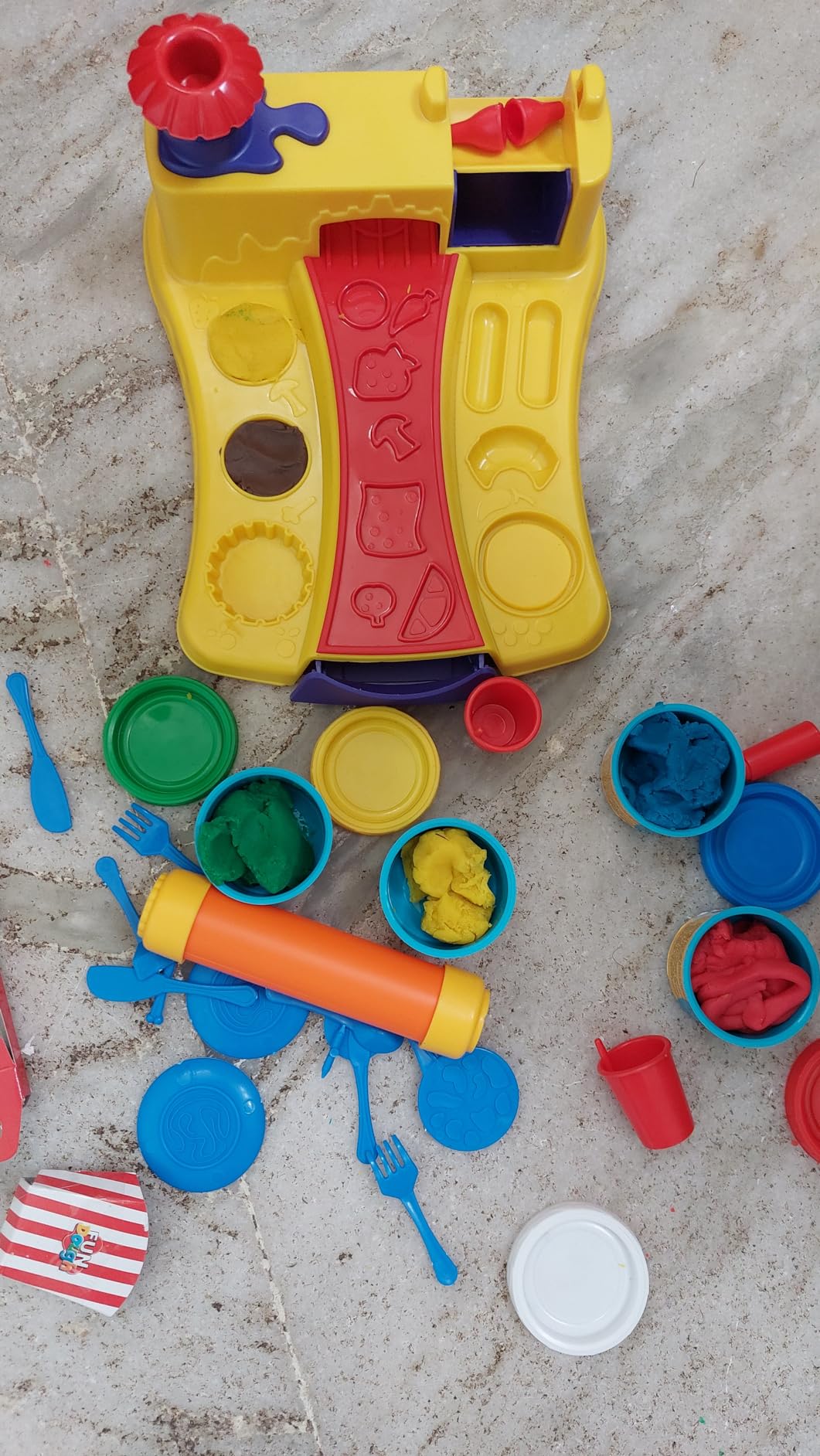 Funskool-Fundough Playset Fast Food, 23 molds to make you won version ...