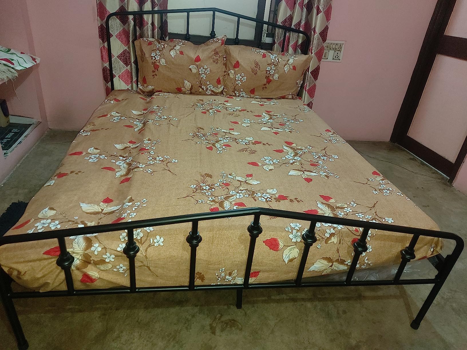 BLACKSMITH STREET Glossy Metal Finish Pyramic Powder Coated Bed for ...