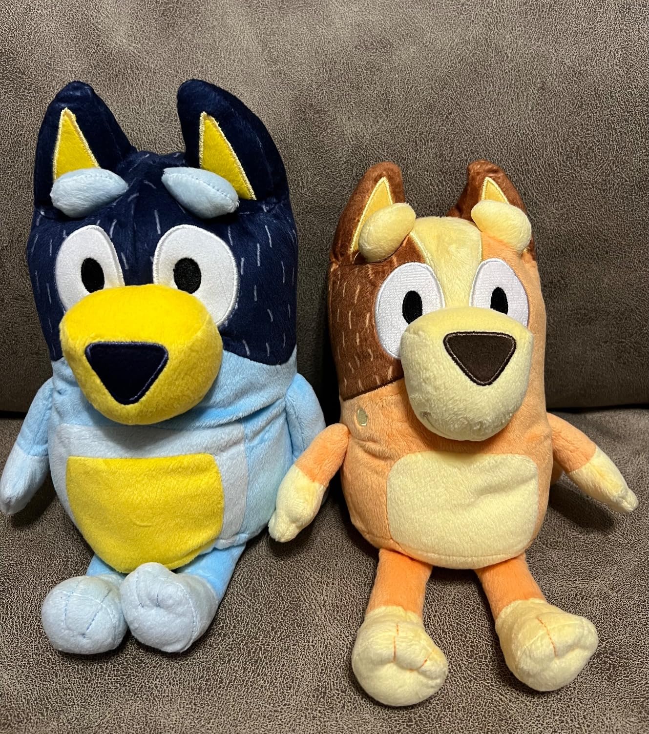 Amazon.com: Bluey Dad 12" (Bandit) & Mum 11" (Chilli) - 2 Pack Plush ...