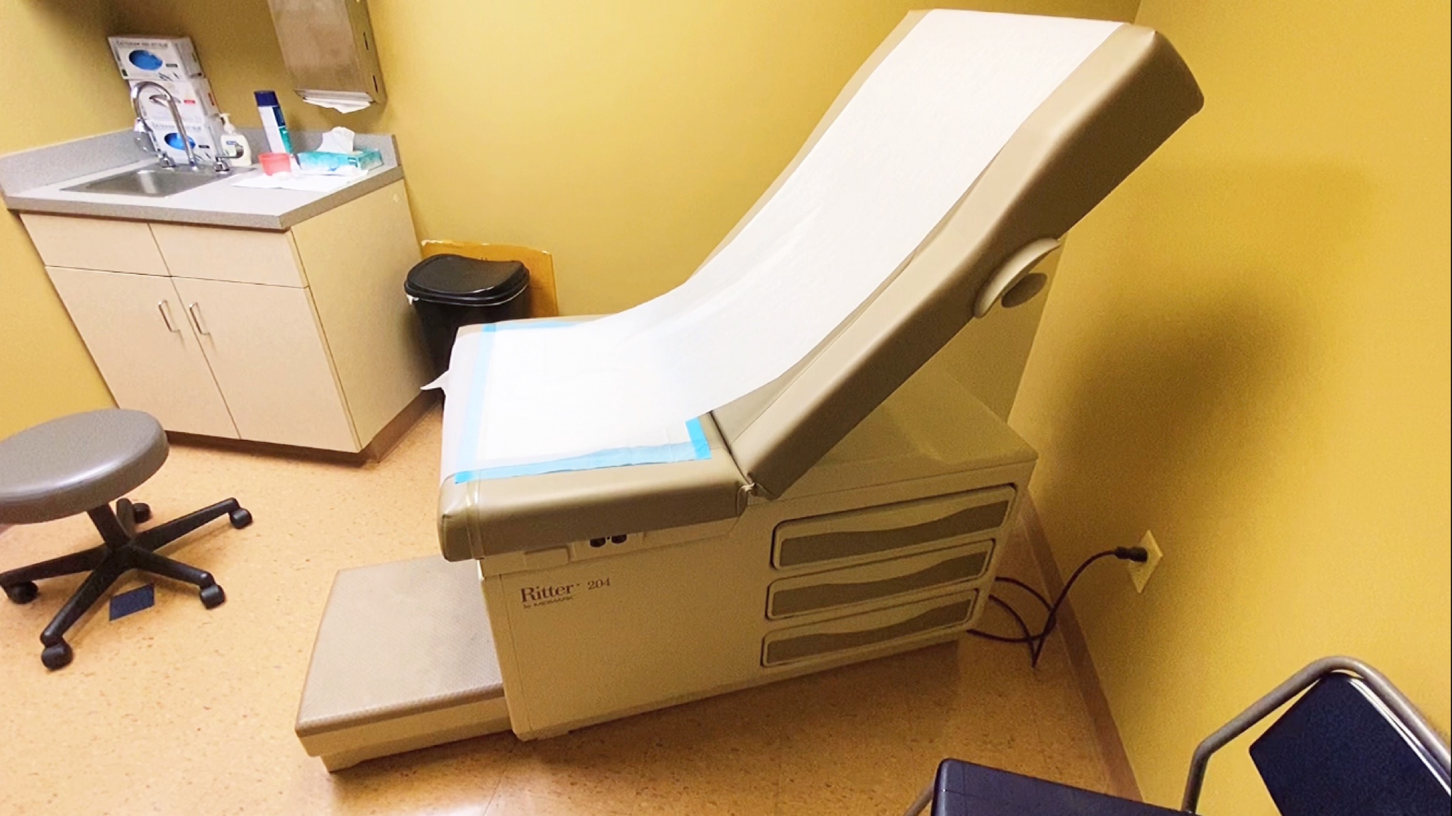 Watch QUICK LOOK Midmark 204-002 Ritter Manual Examination Table on ...