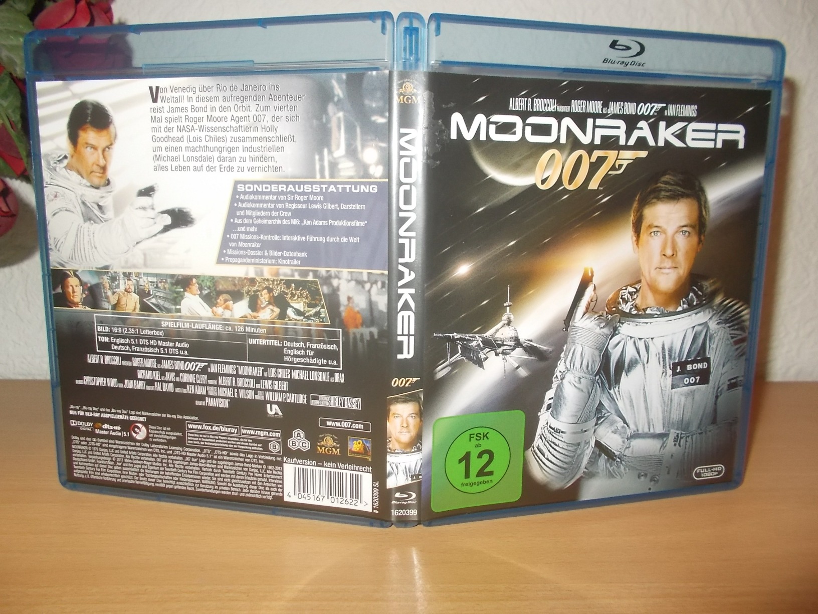 James Bond 007 - Moonraker [VHS] : Sir Roger Moore, Lois Chiles ...