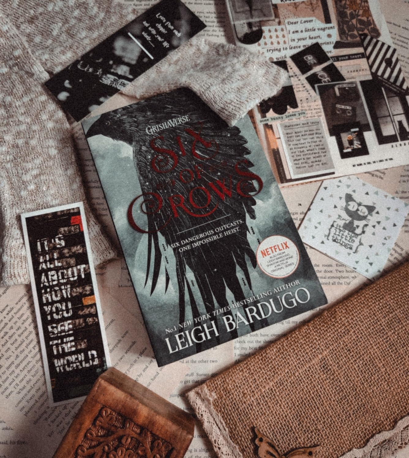 SIX OF CROWS: Six Dangerous Outcasts One Impossible Heist : Leigh ...