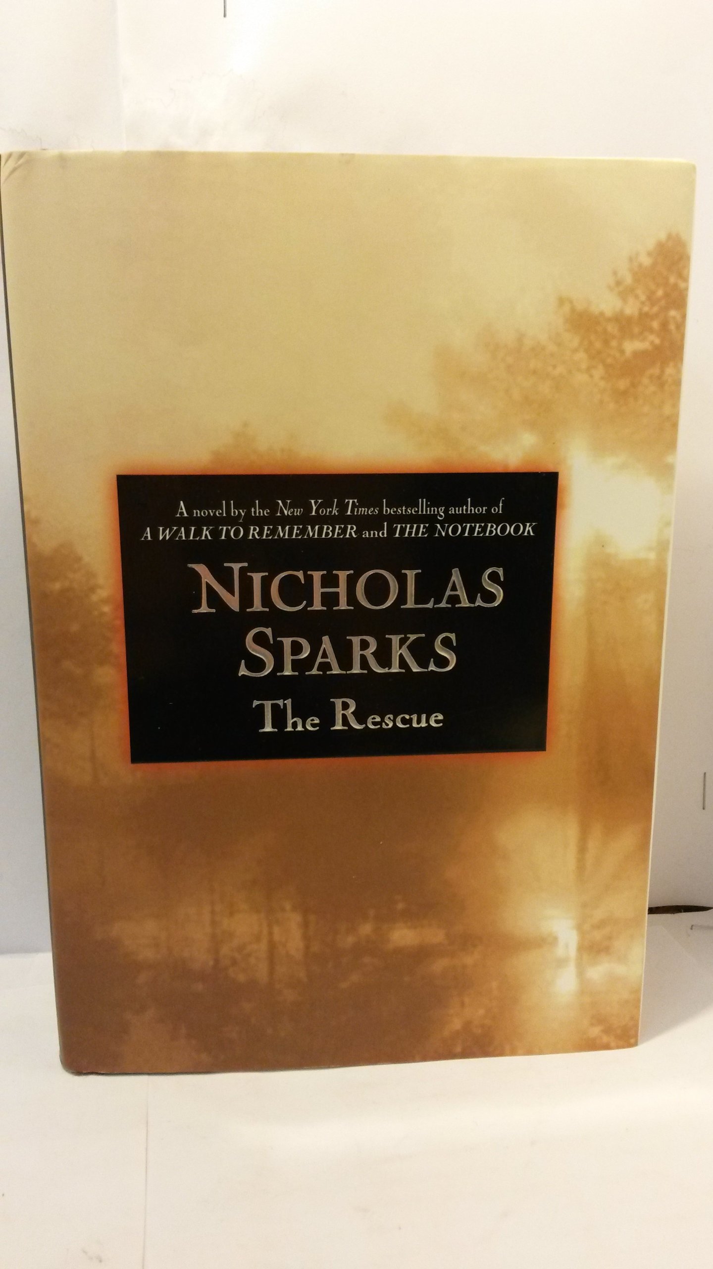 Amazon.com: The Rescue: 9780446525503: Sparks, Nicholas: Books