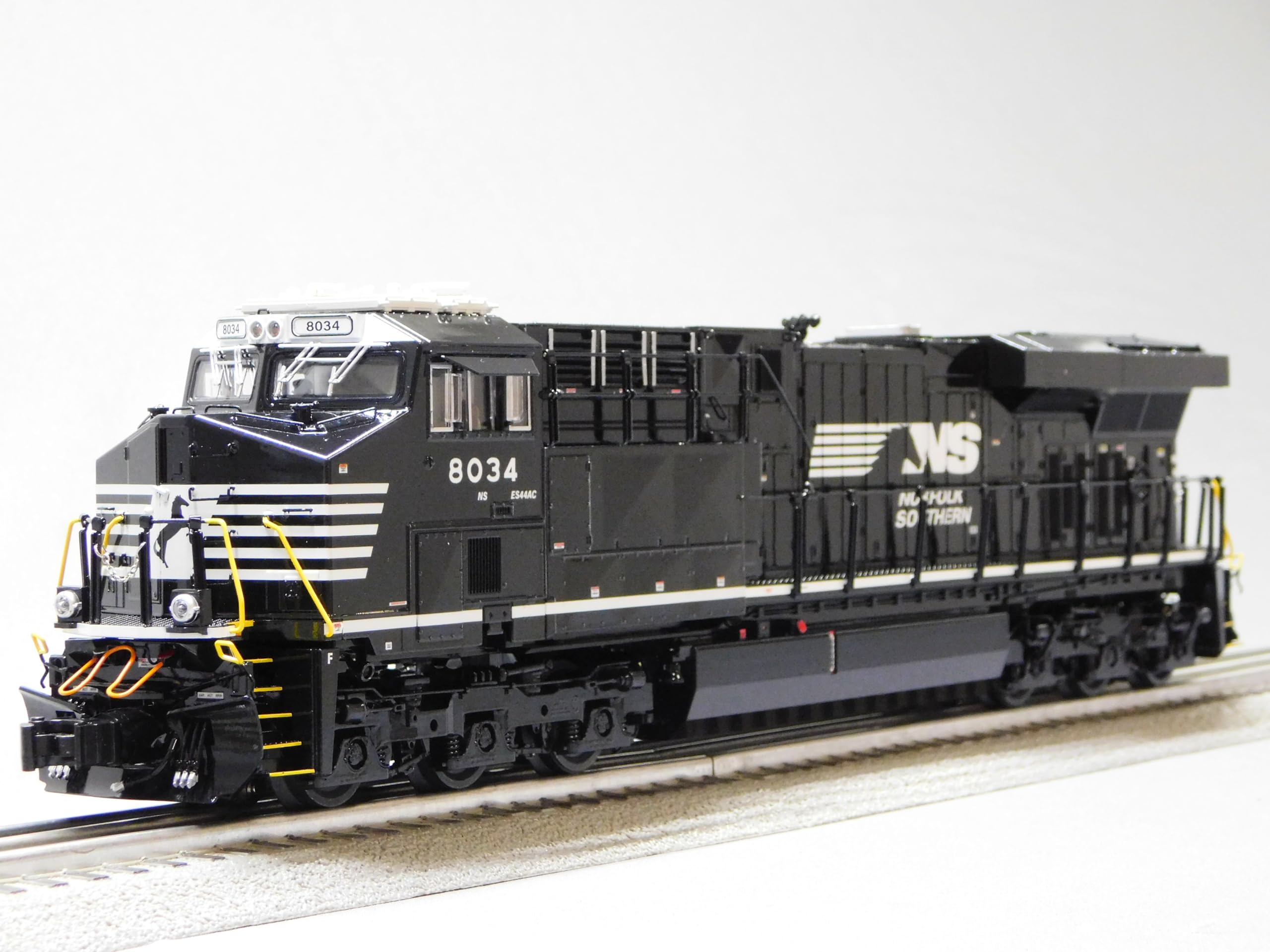 Amazon.com: Lionel BTO Norfolk Southern NS Legacy ES44 Diesel Locomotive O Gauge 2433451 : Arts ...