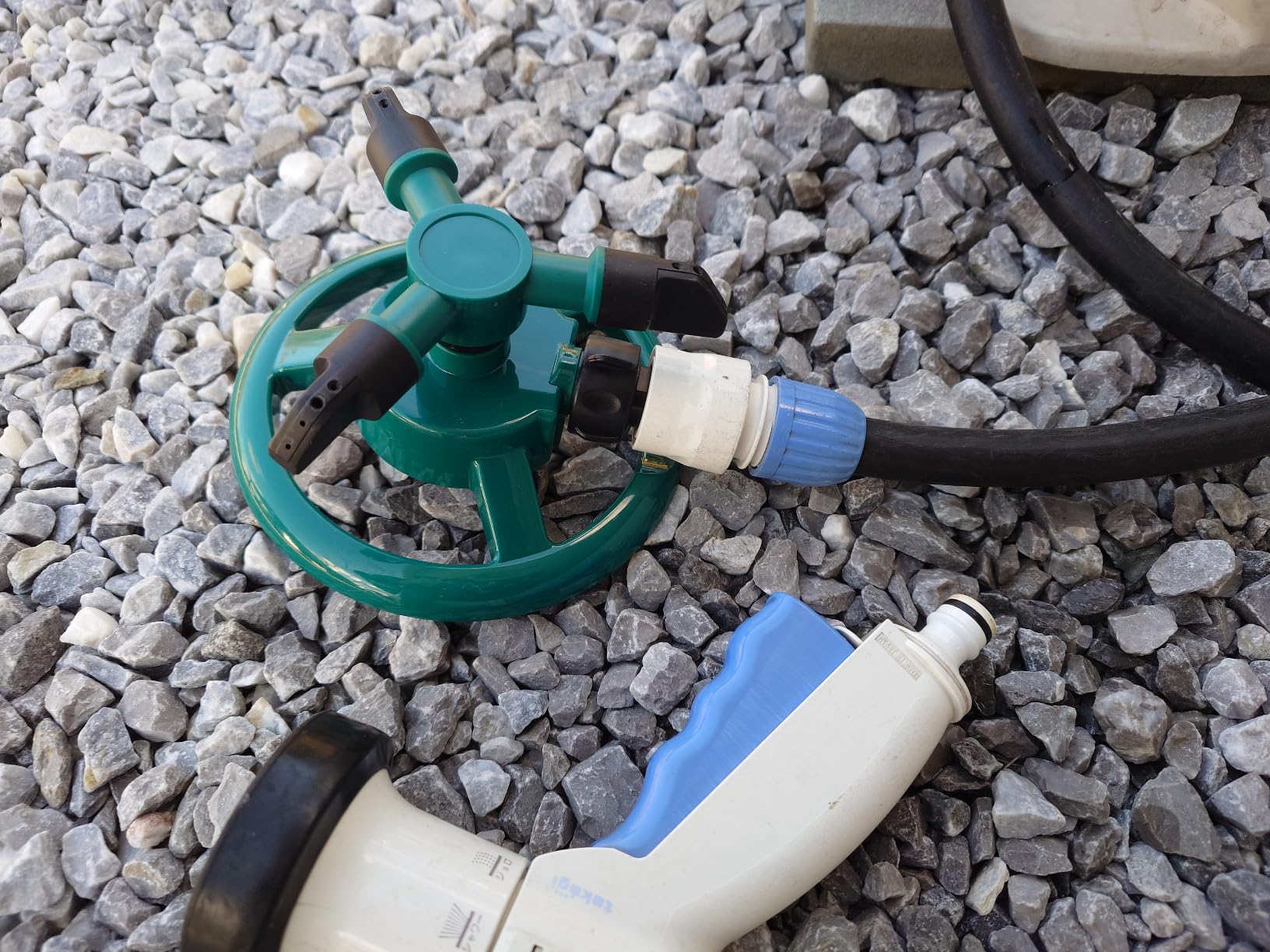 Amazon.co.jp: Asdays スプリンクラー 芝生 庭 繋ぐだけ ガーデニング 水やり 自動回転 360度散水 グリーン 2個セット : DIY・工具・ガーデン