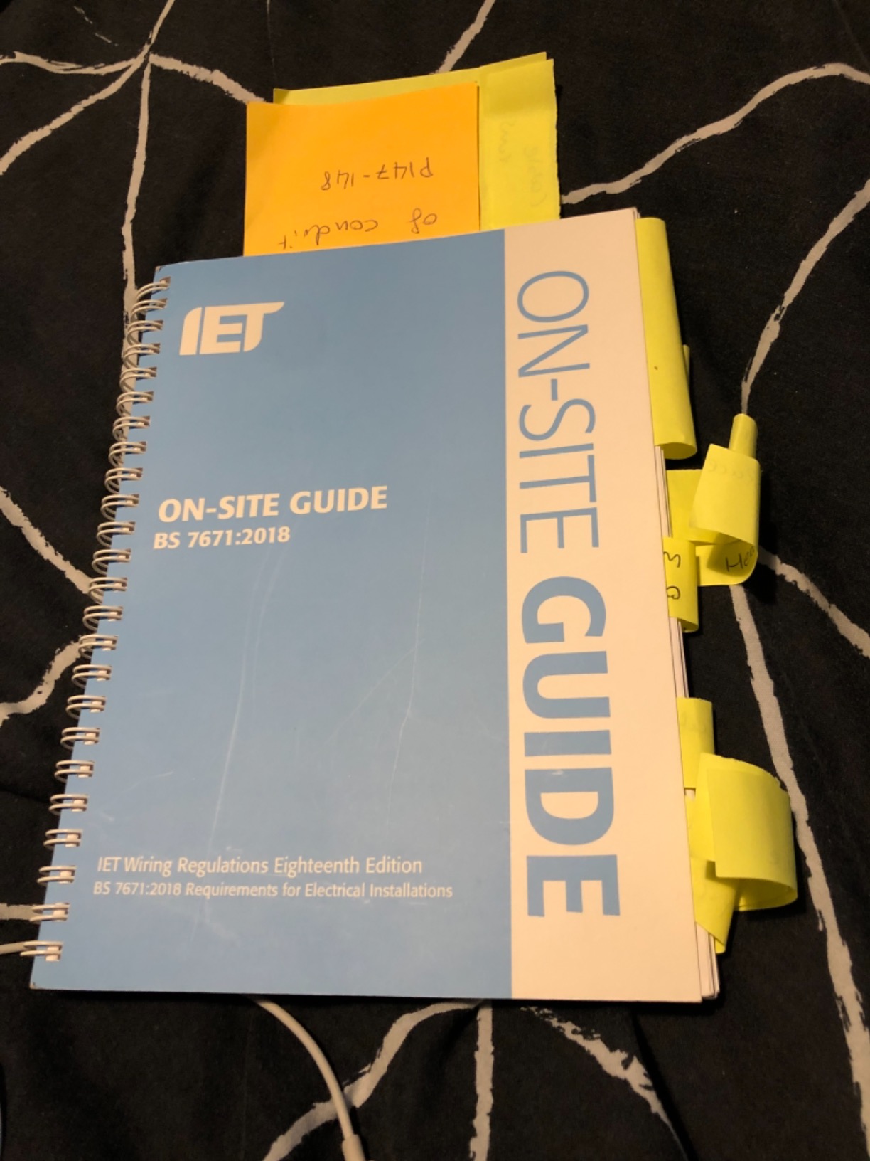On-Site Guide (BS 7671:2018) (Electrical Regulations): Amazon.co.uk ...