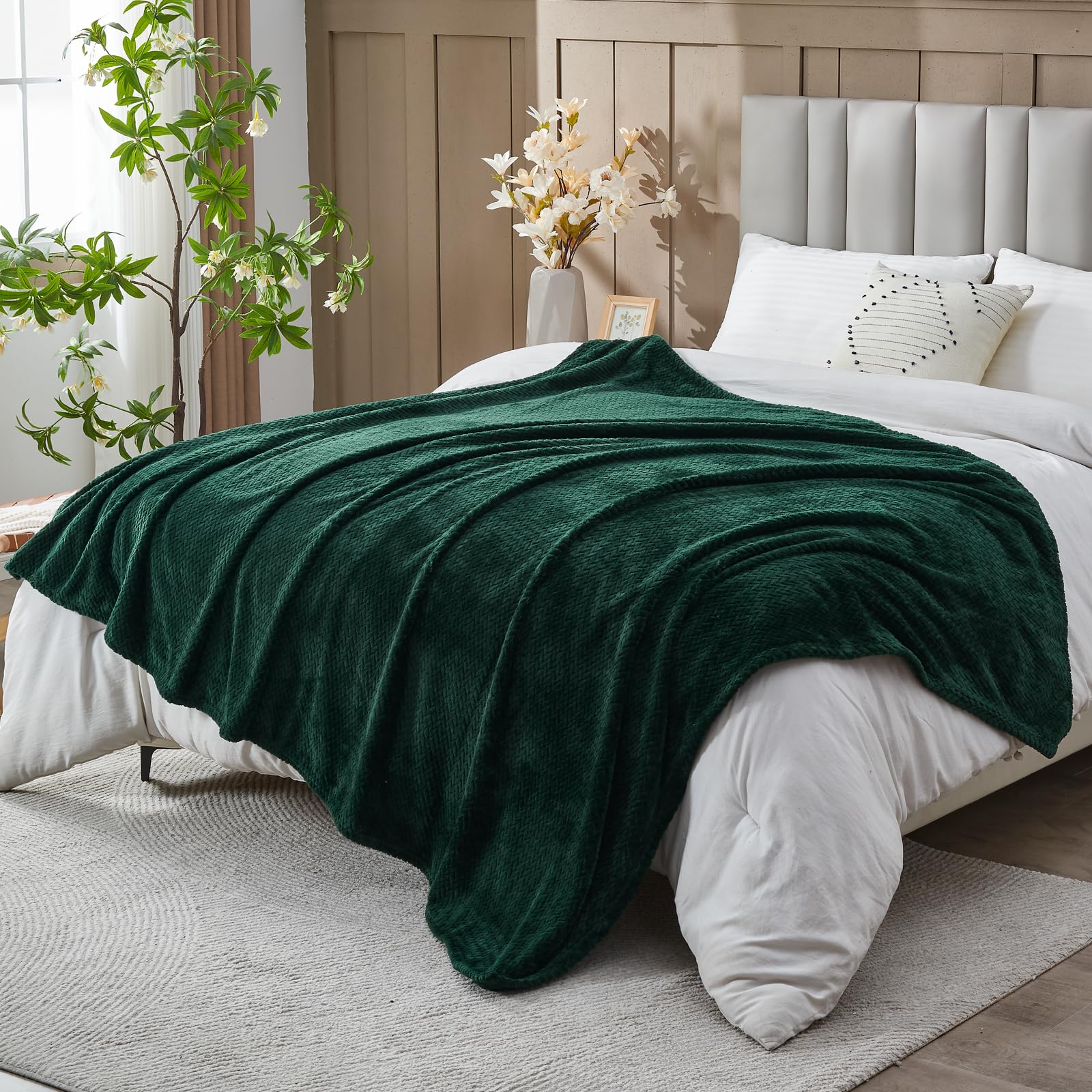 Amazon.com: NEWCOSPLAY Super Soft Queen Blanket Forest Green Premium ...