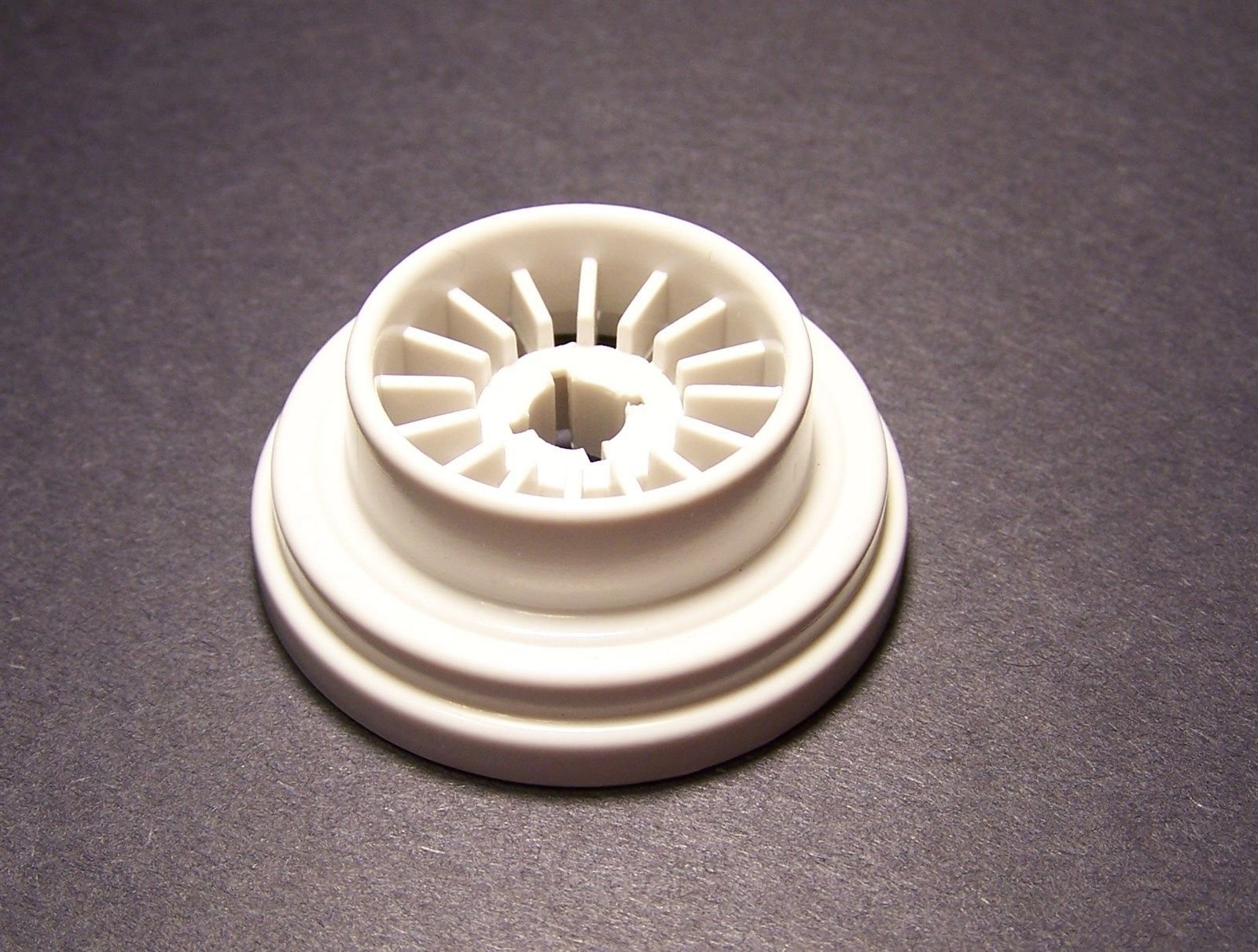 Amazon.com: SPOOL CAP Large Singer 9323 9334 9400 9410 9420 9836 9900 ...