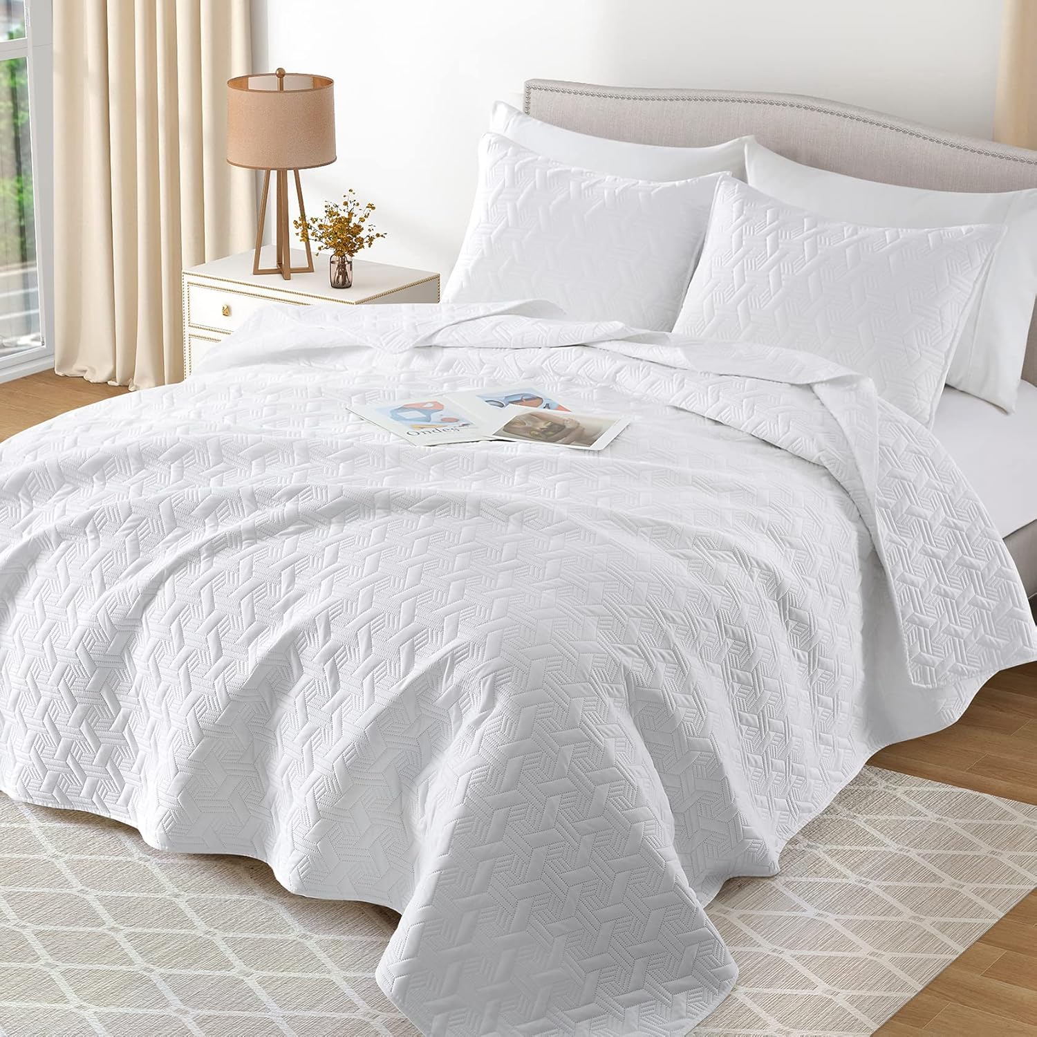 Amazon.com: Lavsiry Queen White Quilt Bedding Set, Summer Lightweight ...