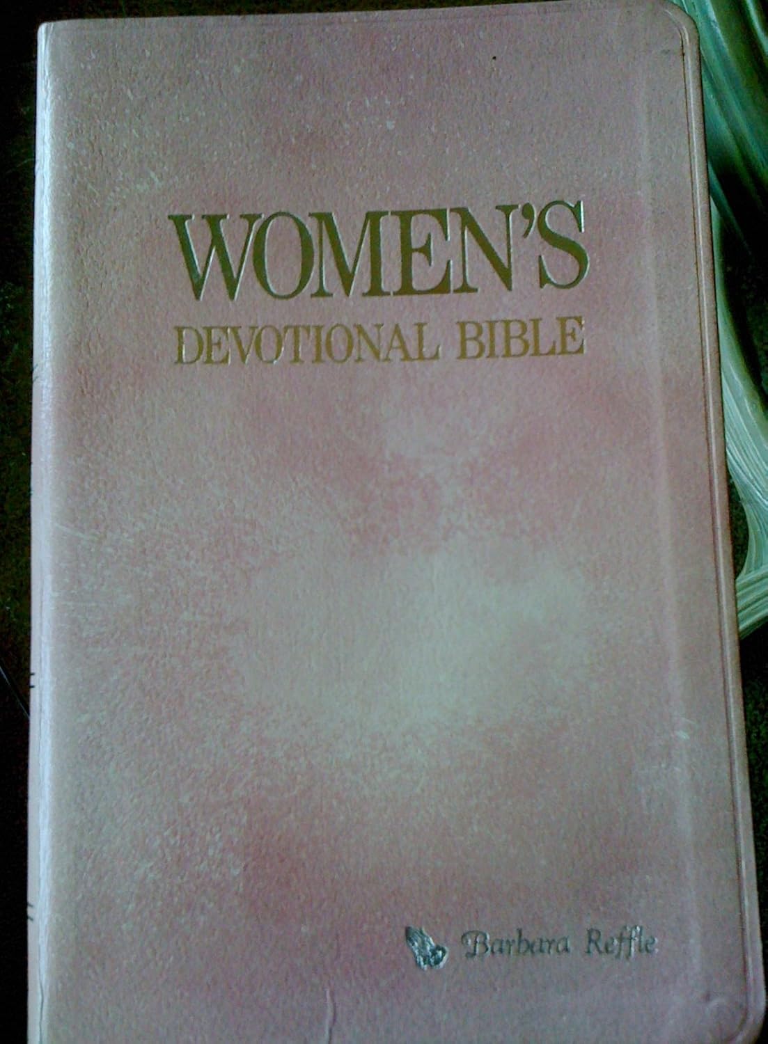 NIV Womens Devotional Bible: Zondervan: 9780310916345: Amazon.com: Books