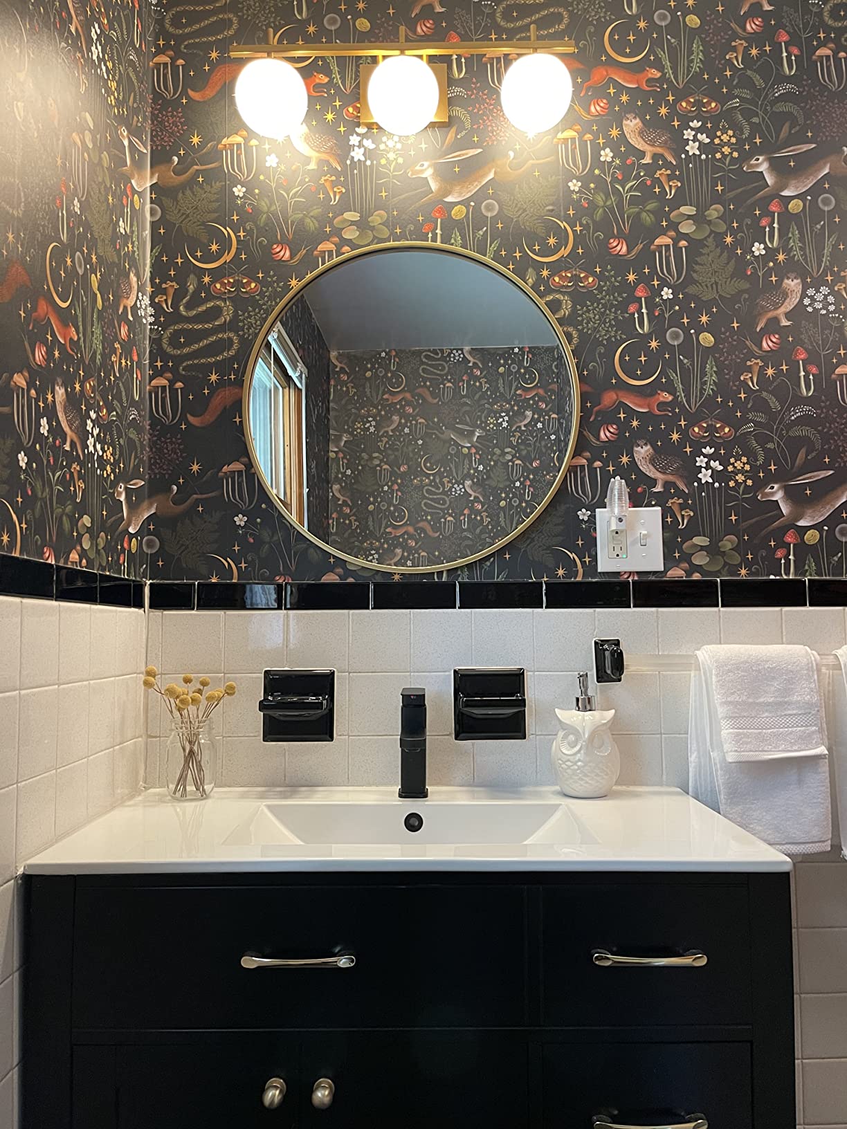$17/mo - Finance Simple Shapes Wallpaper Above wainscott - Dark ...