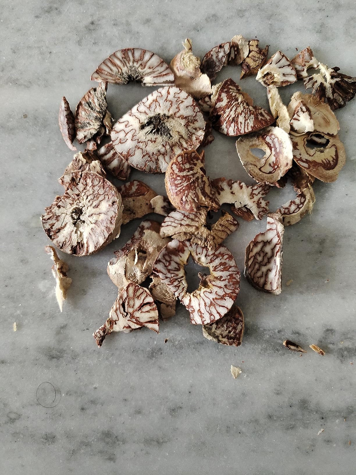 Helly's Sliced Areca Betel Nut Cutting Kachi Supari | 900gm Packet ...