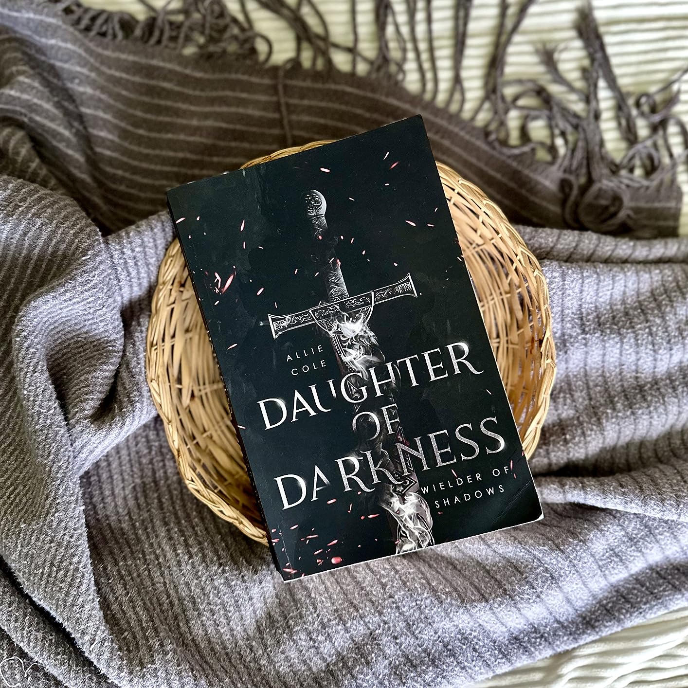 Daughter of Darkness: Wielder of Shadows: Cole, Allie: 9798988124115 ...