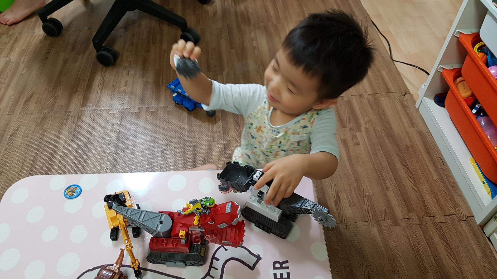 Amazon.com: Mega Construx Dinotrux Crater Rumble : Toys & Games