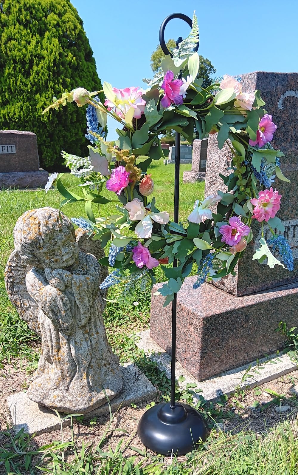 Snapklik.com : Carson 39.5" Black Metal Wreath Stand - Freestanding ...
