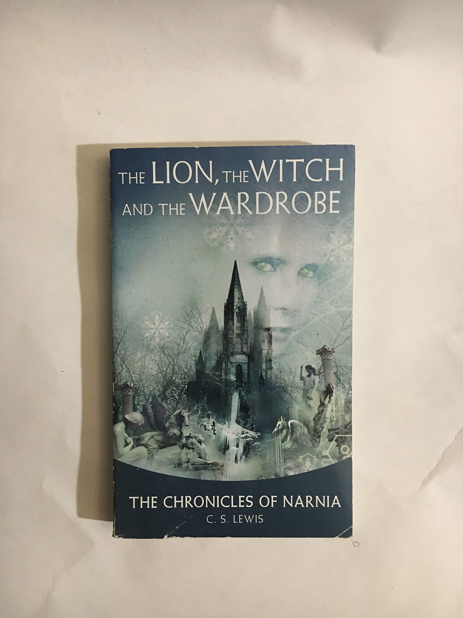 The Lion the Witch and the Wardrobe (The Chronicles of Narnia, volume 2 ...