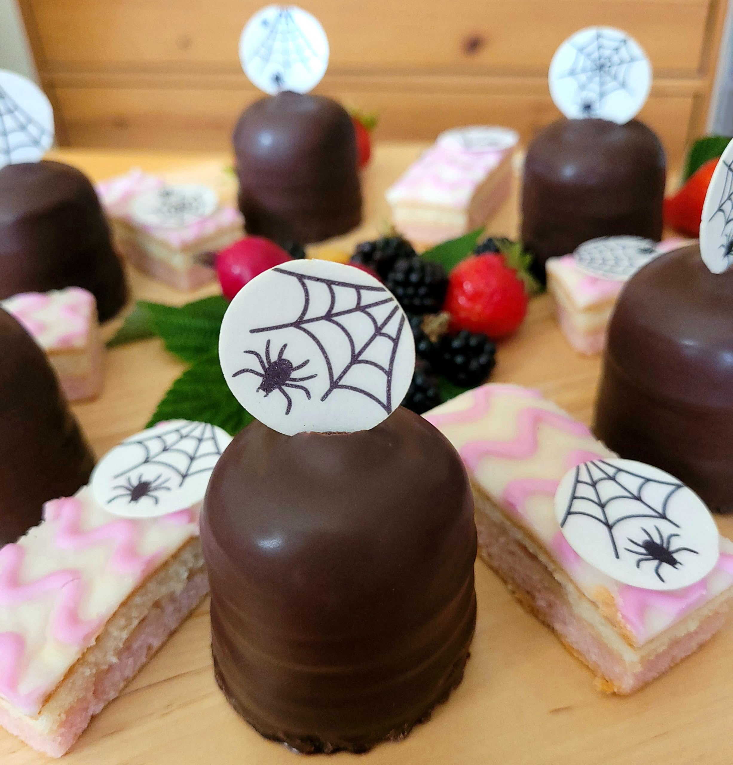 48 x Pre-Cut Spider & Spider Web Edible Wafer Paper Cupcake Toppers ...