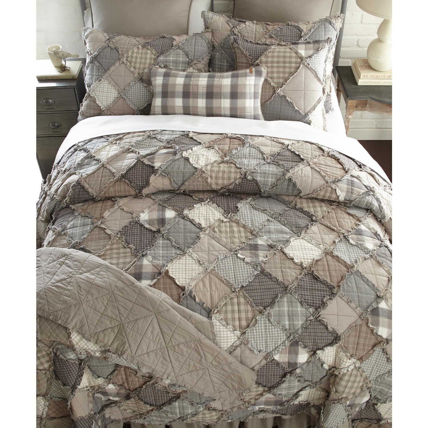 Amazon.com: HomeStock Baroque Beauty Full/Queen Quilt with Pieced ...