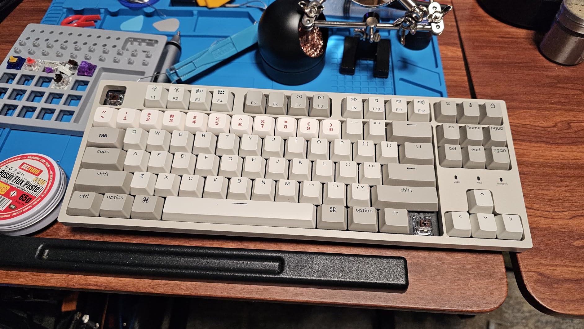 Amazon.com: Keychron C1 可熱插拔有線機械鍵盤,適用於 Mac 佈局,Keychron 機械式棕色開關/USB Type ...