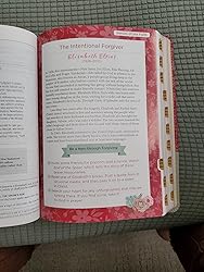 The KJV Cross Reference Study Bible Women's Edition Indexed [Floral Berry]: Compiled by Barbour ...