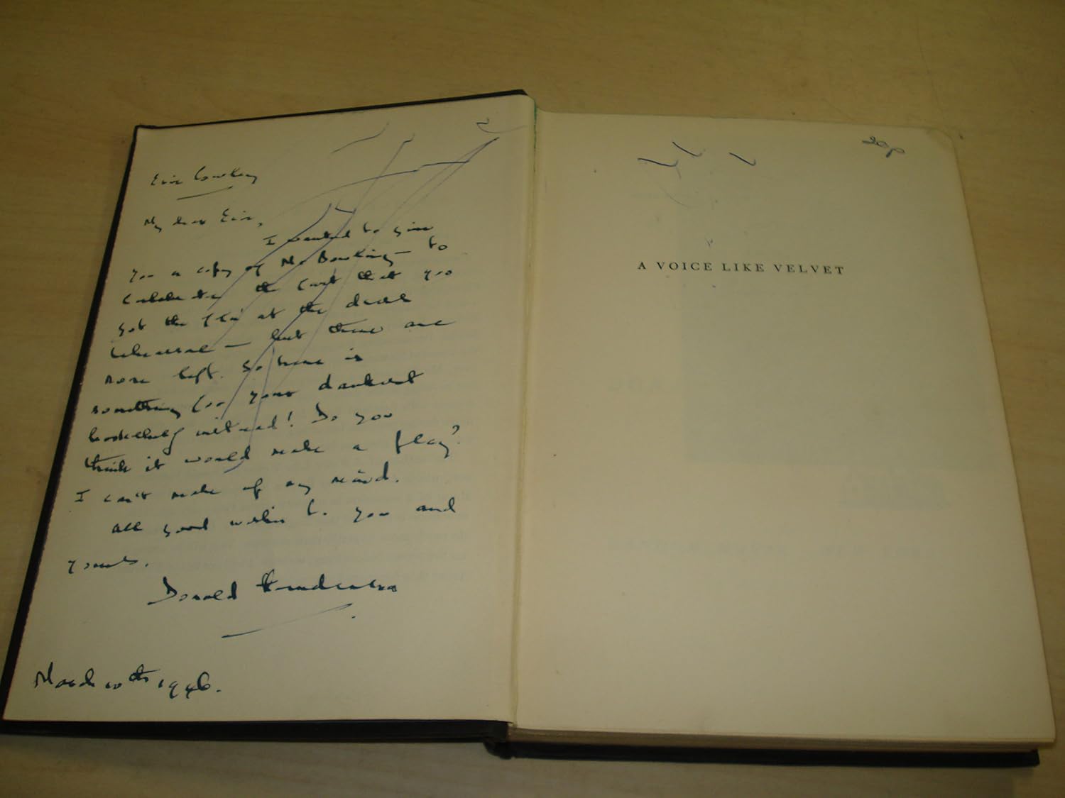 A Voice Like Velvet: Henderson, Donald: Amazon.com: Books