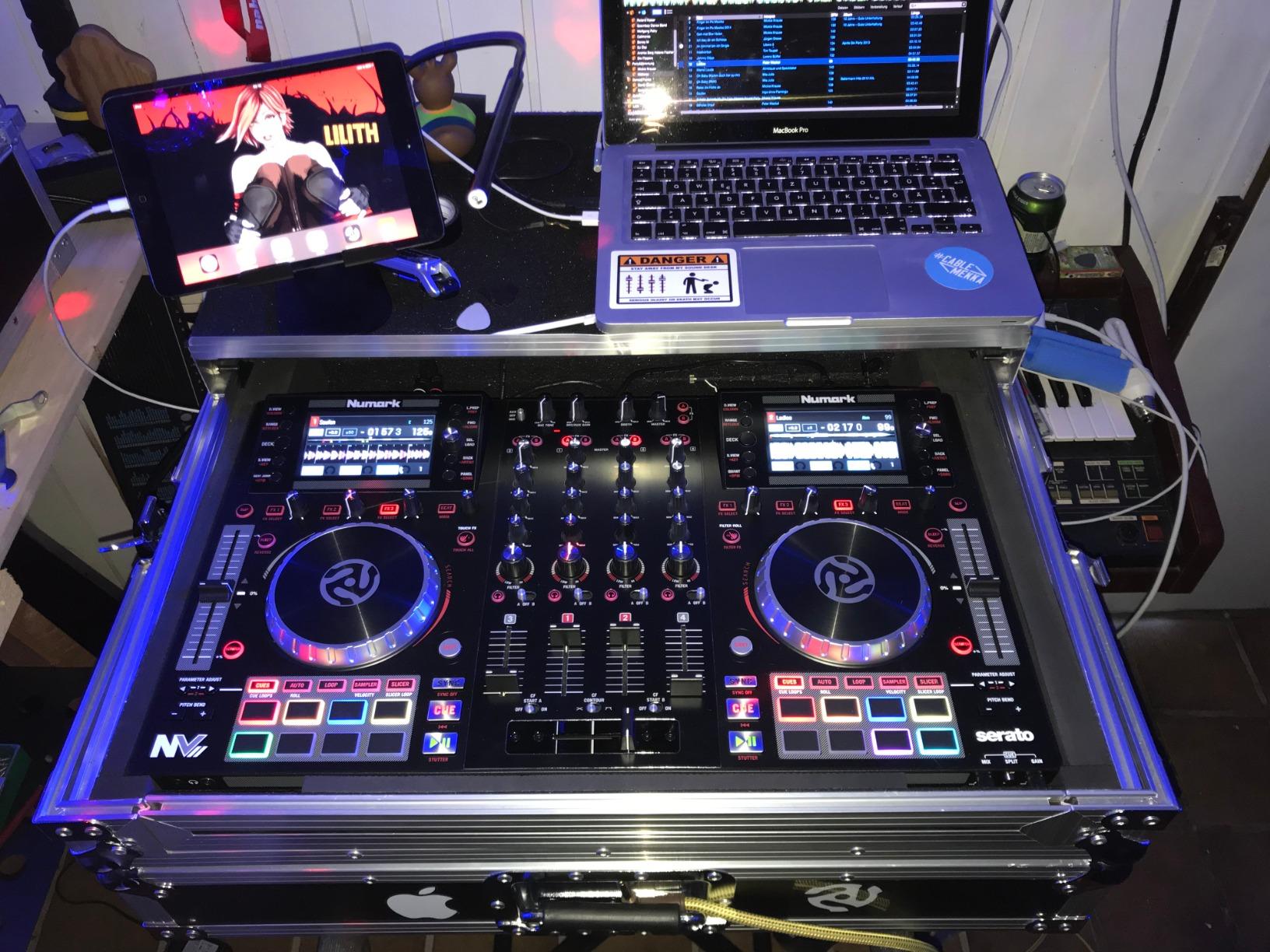 Numark NVII - 4-Deck Dual-Display-DJ-Controller mit Serato DJ, 5-Zoll ...