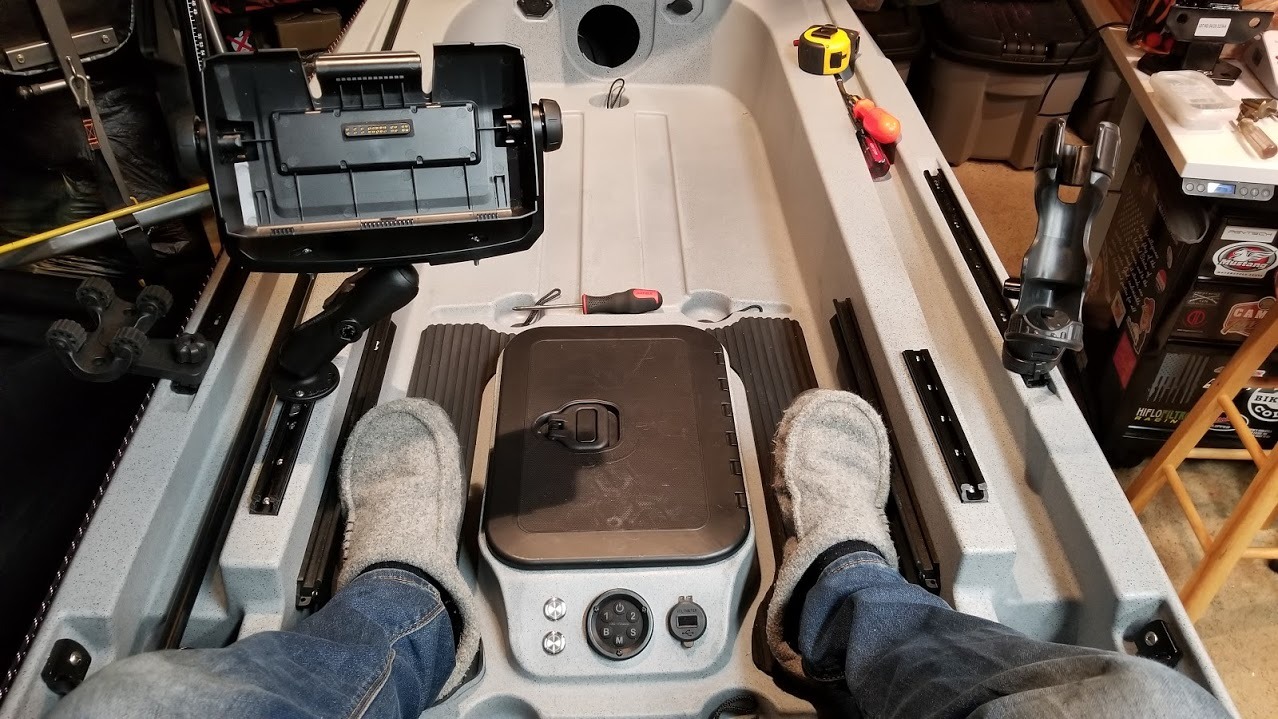 Amazon.com: Garmin Bail Mount with Quick-Release Cradle (12-pin ...