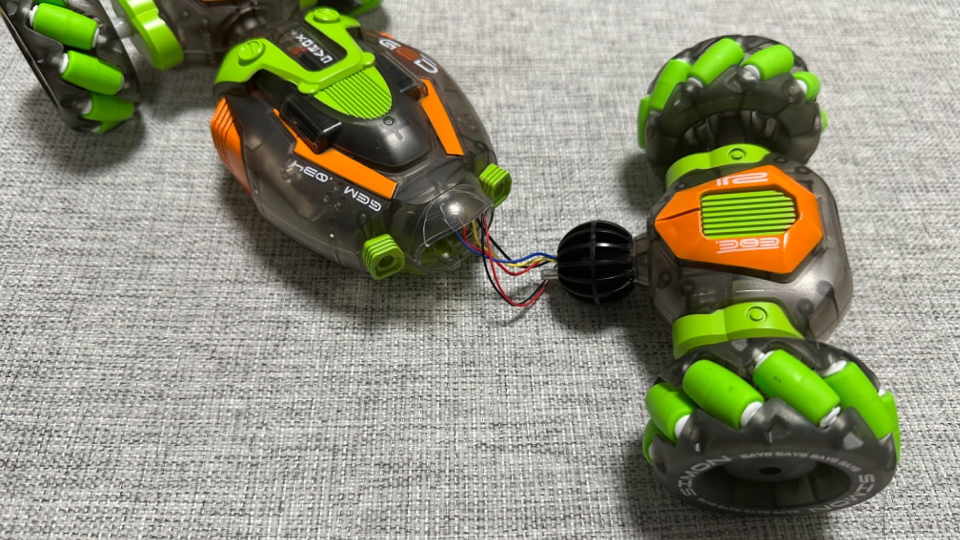 Amazon.co.jp: Carox ラジコンカー スタントカー オフロード RCカー 子供向け おもちゃ 車 バッテリー2本 操作時間約 ...