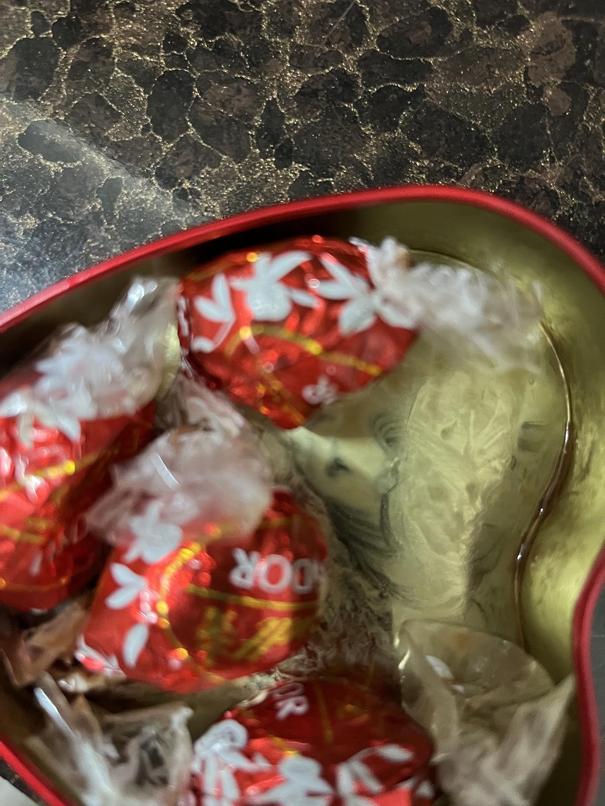 Lindt Lindor Chocolate Gift Pack Heart Tin Box 62.5 Grams : Amazon.in ...