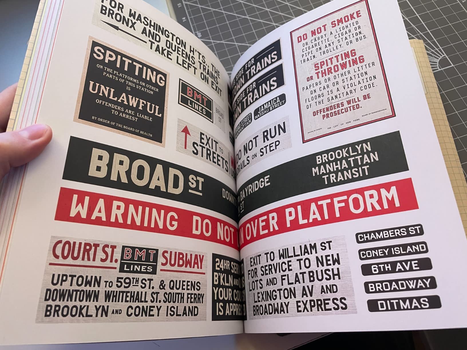 Designing graphic props for filmmaking : Atkins, Annie: Amazon.it: Libri