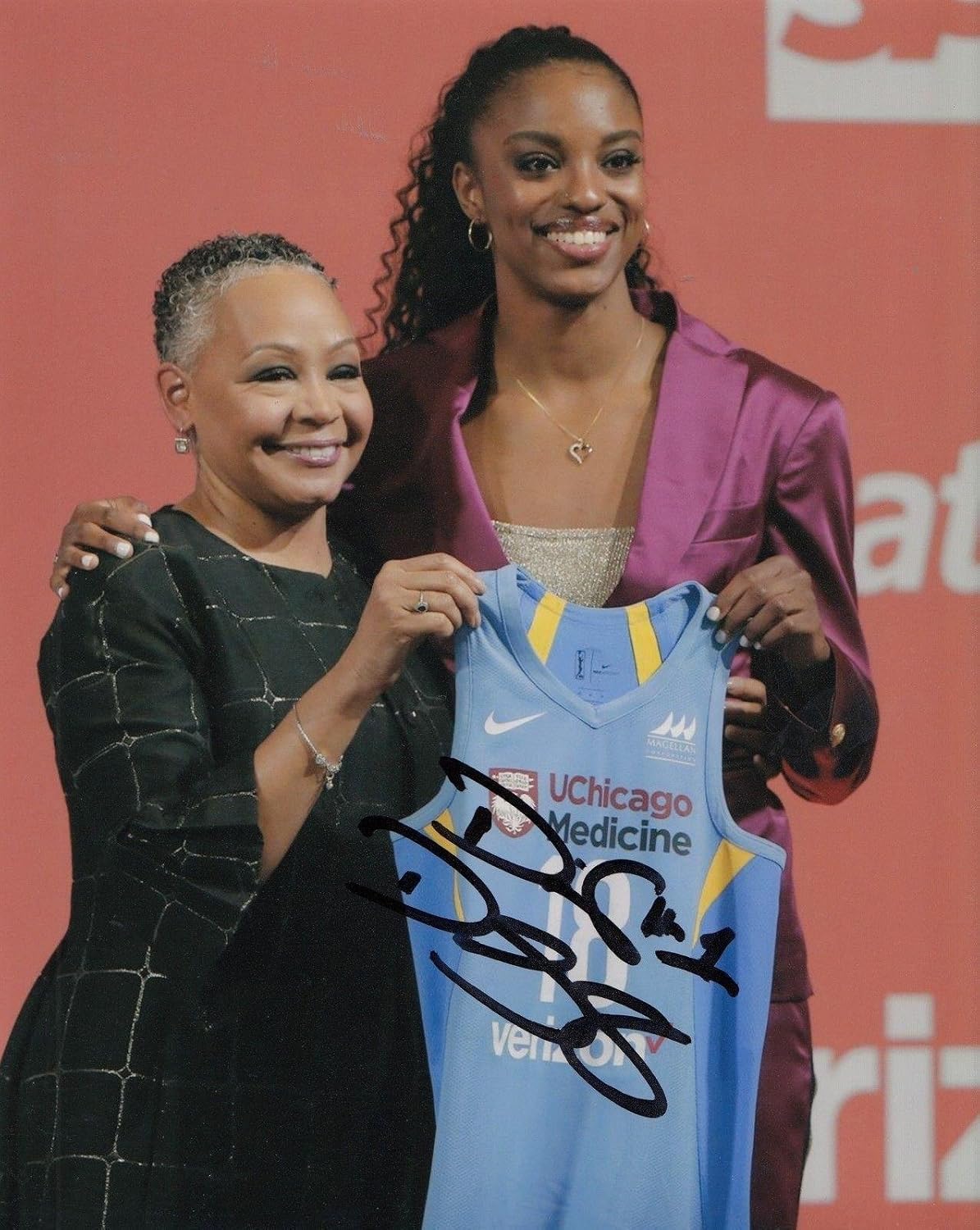 Amazon.com: DIAMOND DESHIELDS signed (CHICAGO SKY) basketball 8X10 ...