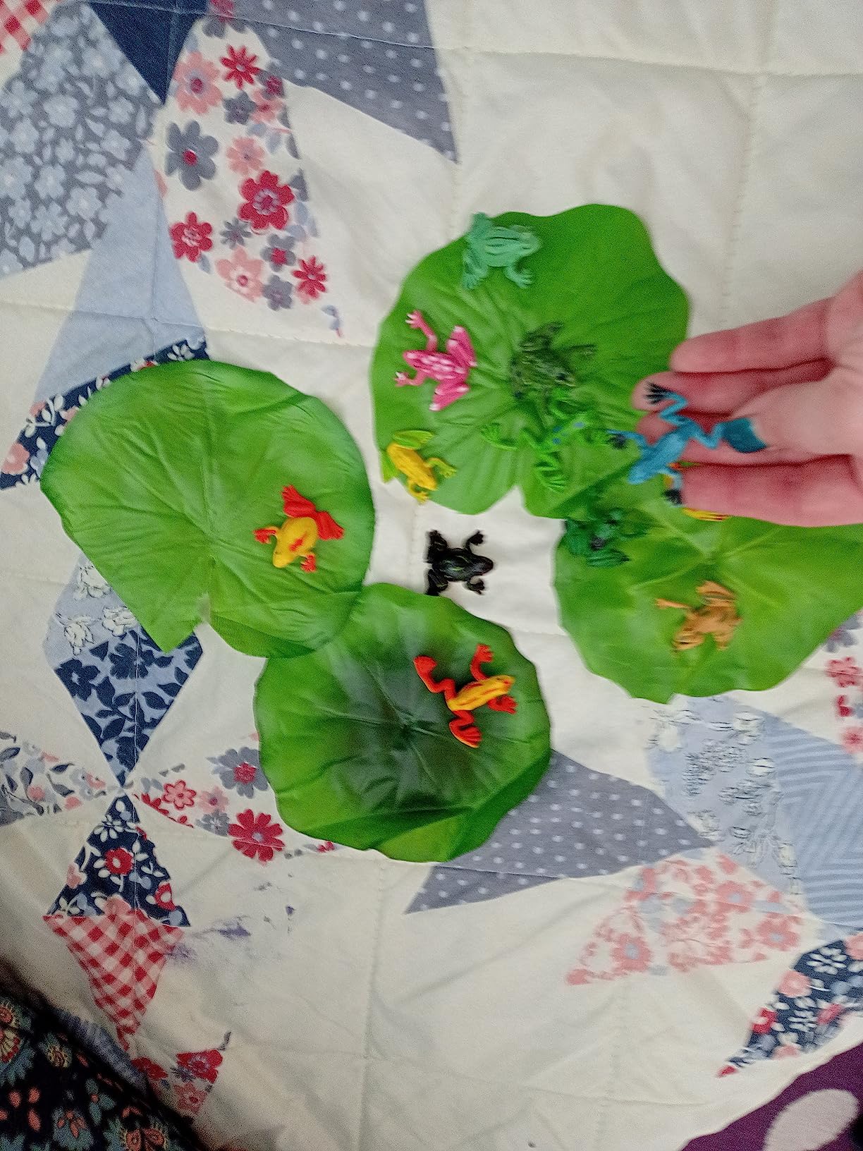 12Pcs Colorful Plastic Frog Models with Artificial Lotus Leaves ...