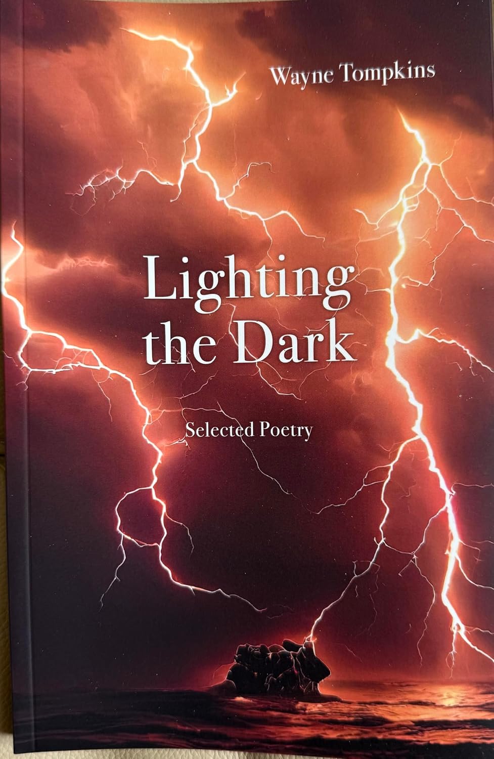 Lighting the Dark: Selected Poetry.: Wayne Tompkins: 9780987724717 ...