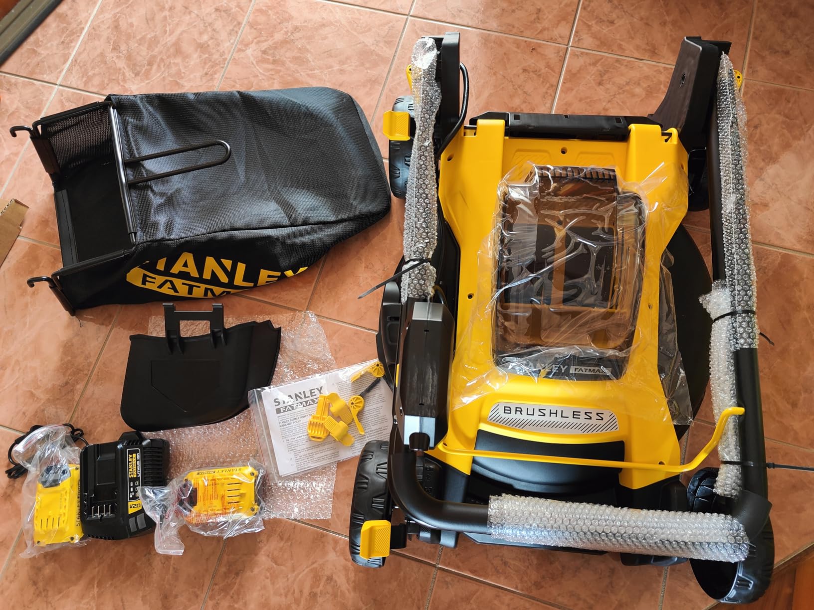 STANLEY FATMAX V20 | 2x18V 51cm Brushless Mower Kit 4.0Ah - 28cm deck ...