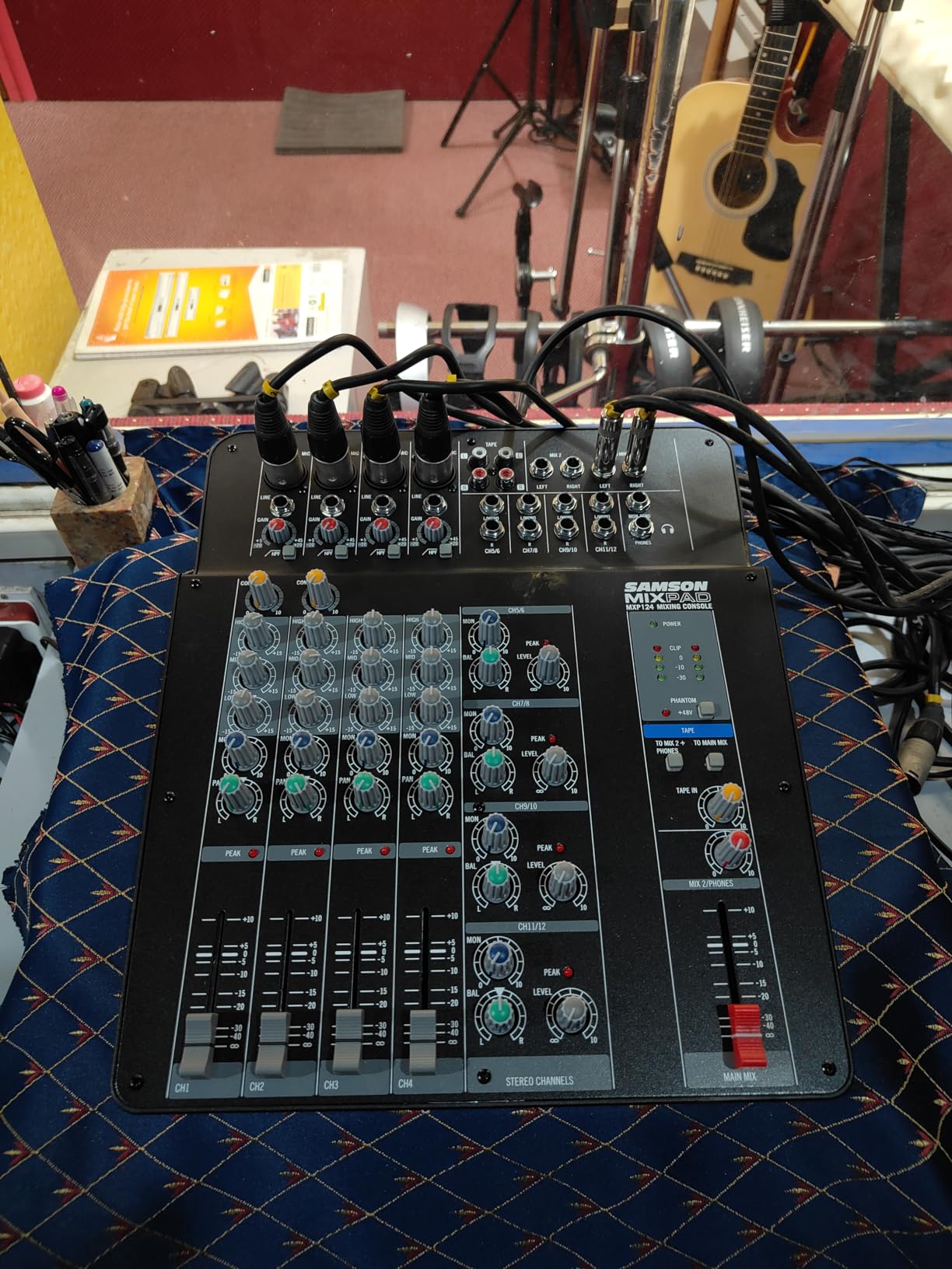 Samson MixPad MXP124 Compact, 12-Channel Analog Stereo Mixer : Amazon ...