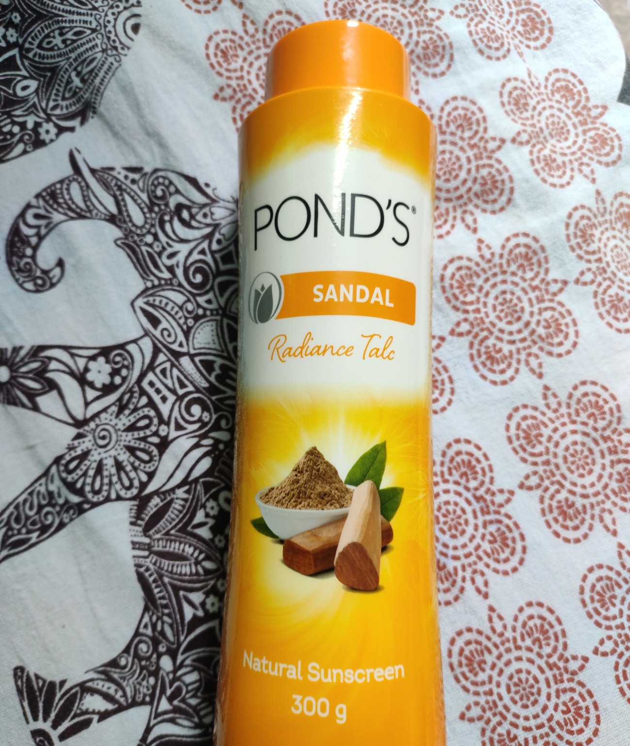Pond's Sandal Radiance Talc, Pack of 100gm powder : Amazon.in: Beauty