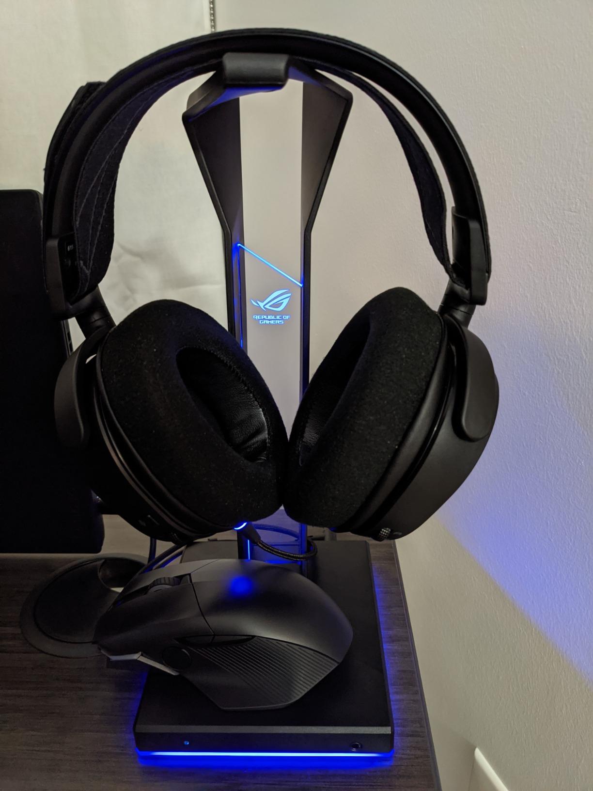 Amazon.com: ASUS ROG Throne Qi Gaming Headset Stand - Wireless Charging ...