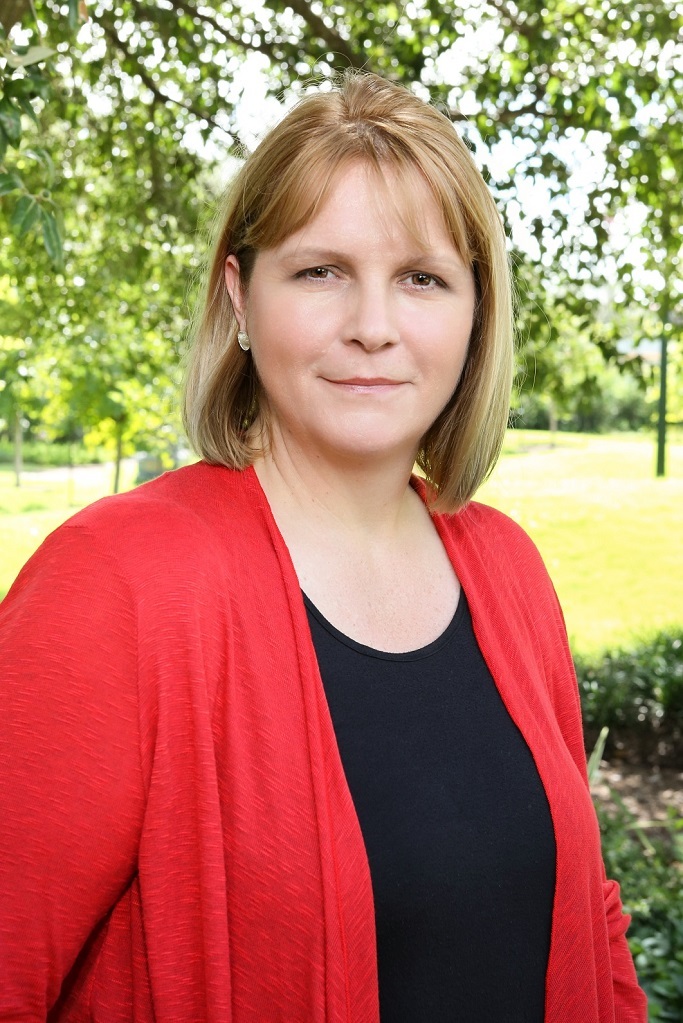 Amazon.com: Caroline Leech: books, biography, latest update