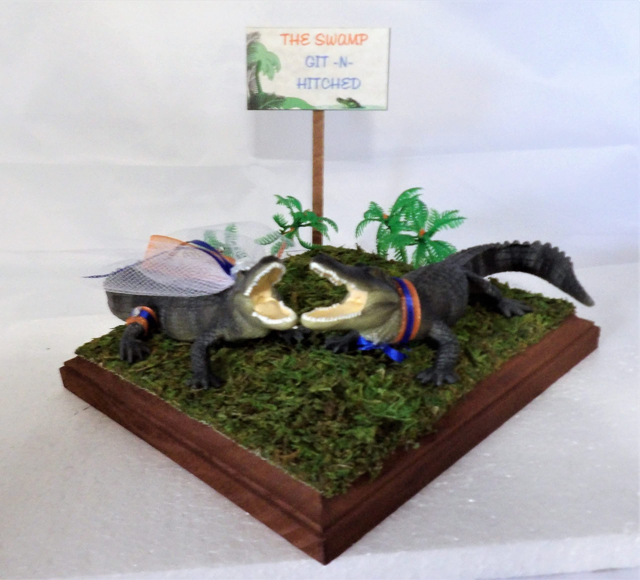 Amazon.com: Alligator Git -N- Hitched Wedding Cake Topper : Grocery ...