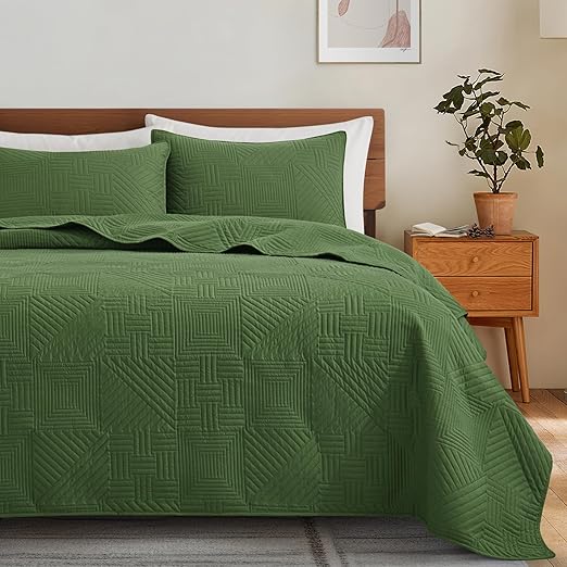 Amazon.com: Lavsiry Olive Green Quilt Full/Queen Size with Pillow Shams ...