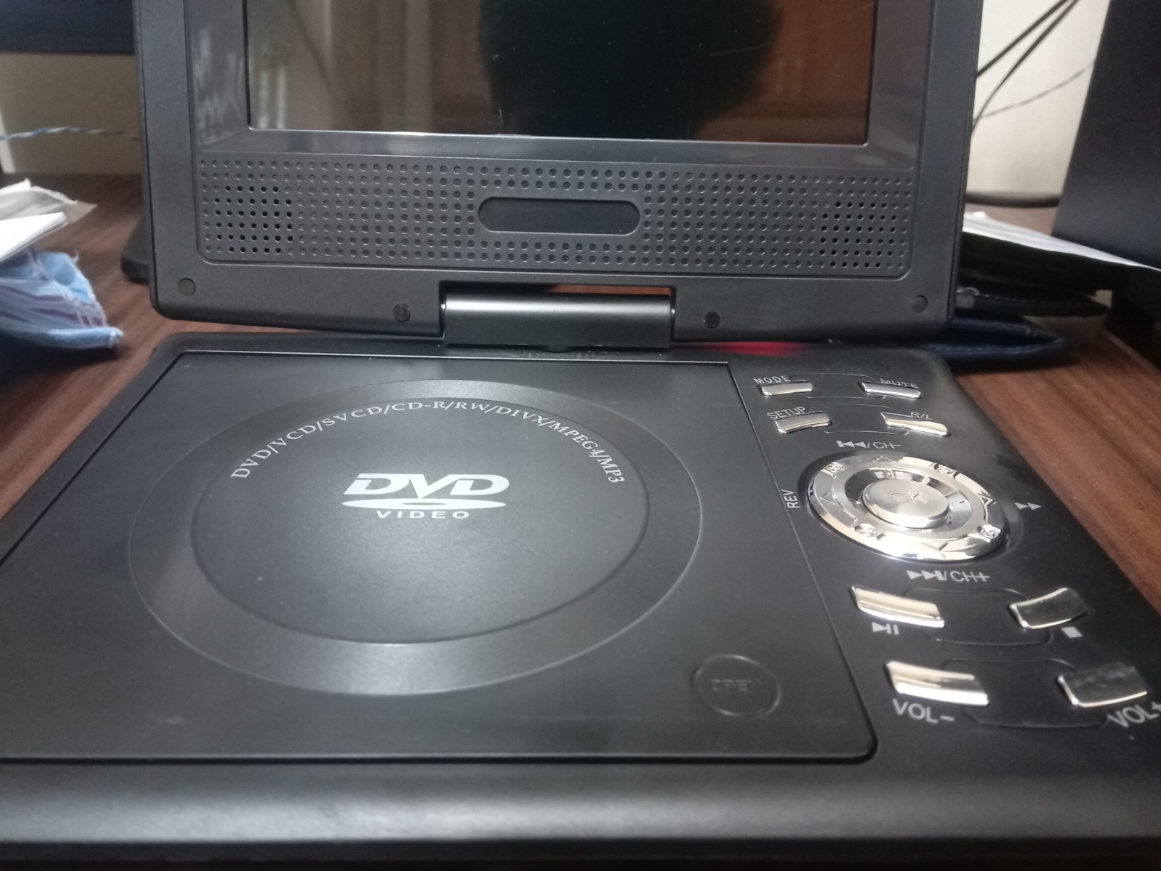 iBELL PD8670 Portable DVD Player with Inbuilt USB, SD/MMC, Multiple OSD ...