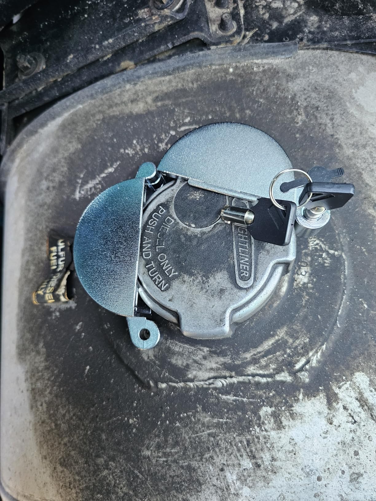 Amazon.com: Upgrade Semi Truck Locking Fuel Cap Cover, with Two Keys ...