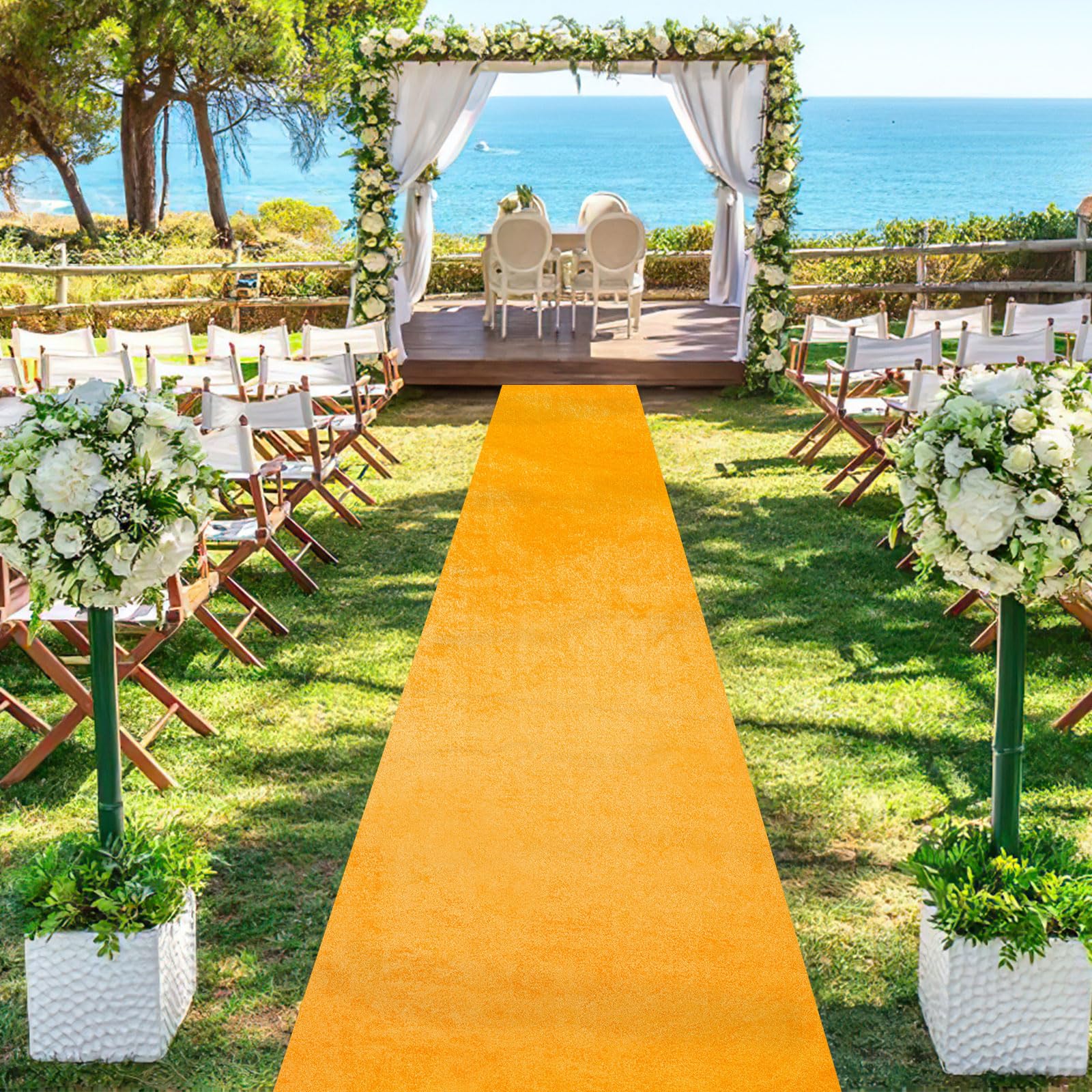 Gold wedding aisle runner | Beachweddingtips.com