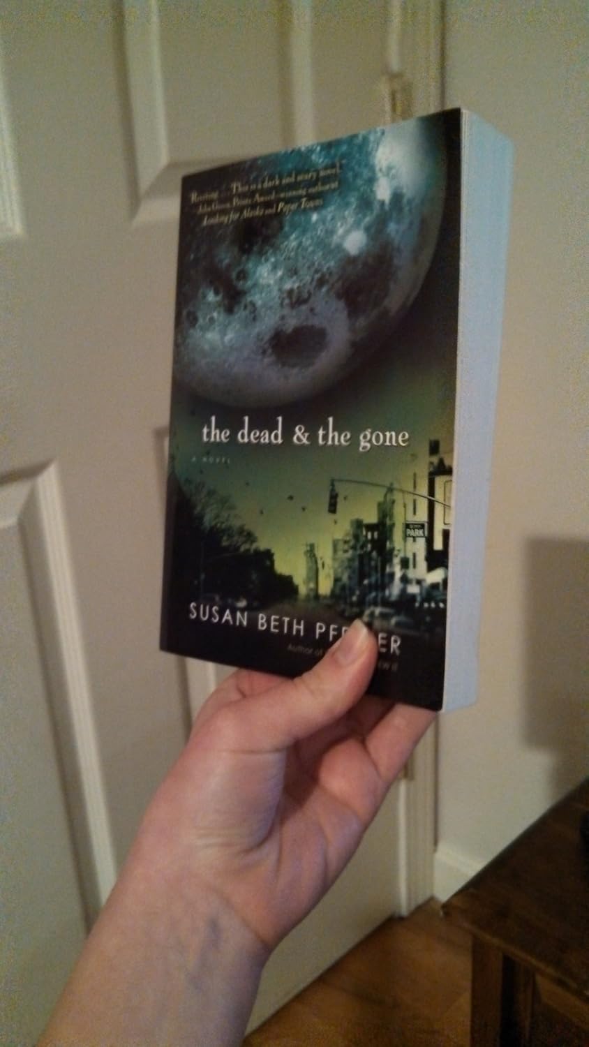 Amazon.com: The Dead and the Gone: 9780547258553: Pfeffer, Susan Beth ...