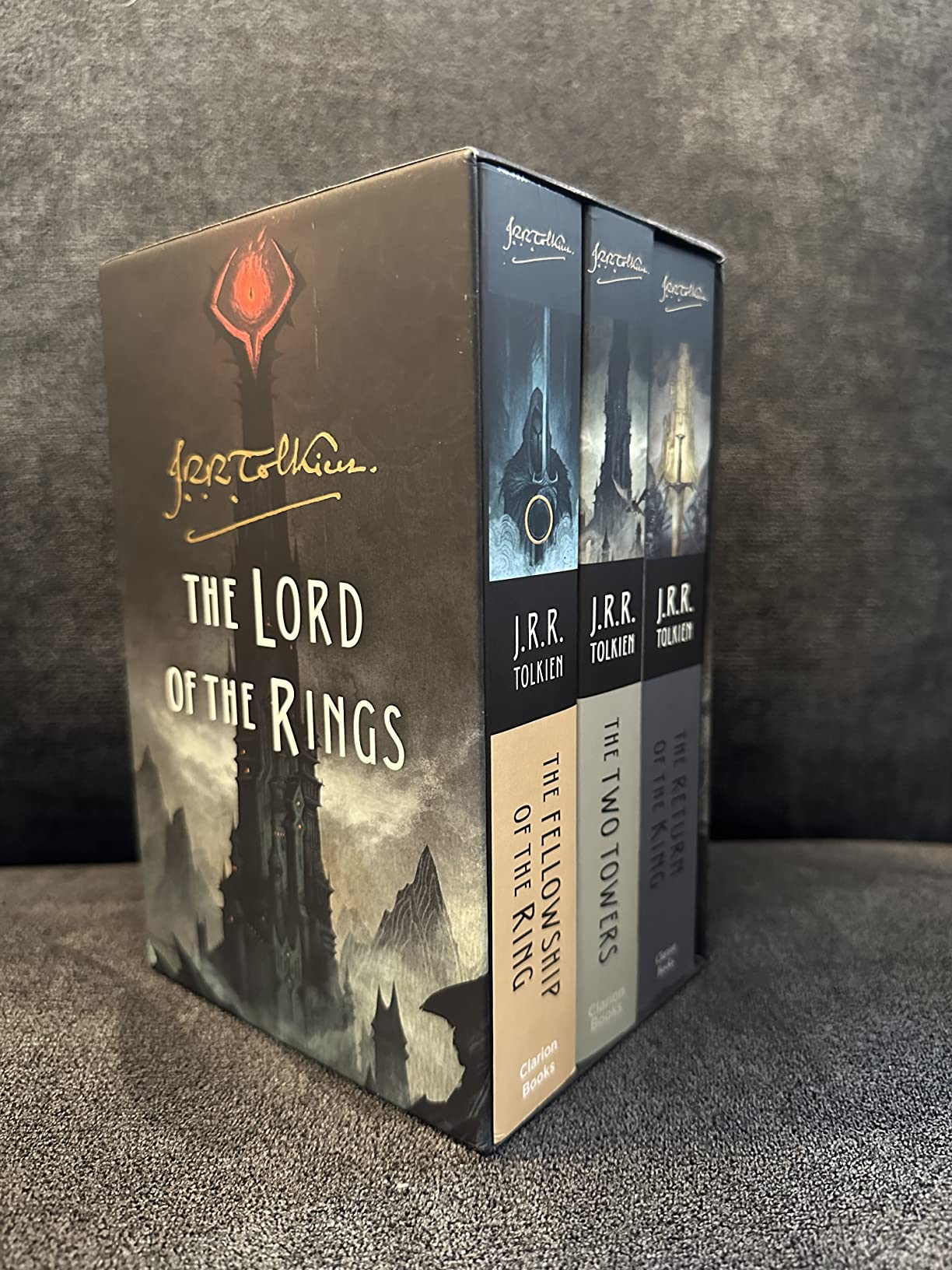 The Lord of the Rings 3-Book Paperback Box Set : Tolkien, J R R: Amazon ...