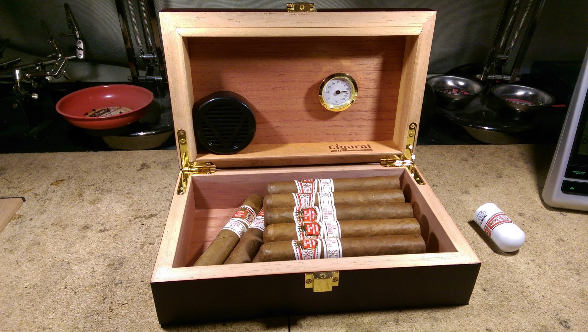 Volenx Desktop Cigar Humidor for 15-20 Cigars, Super Sealing Humidor ...